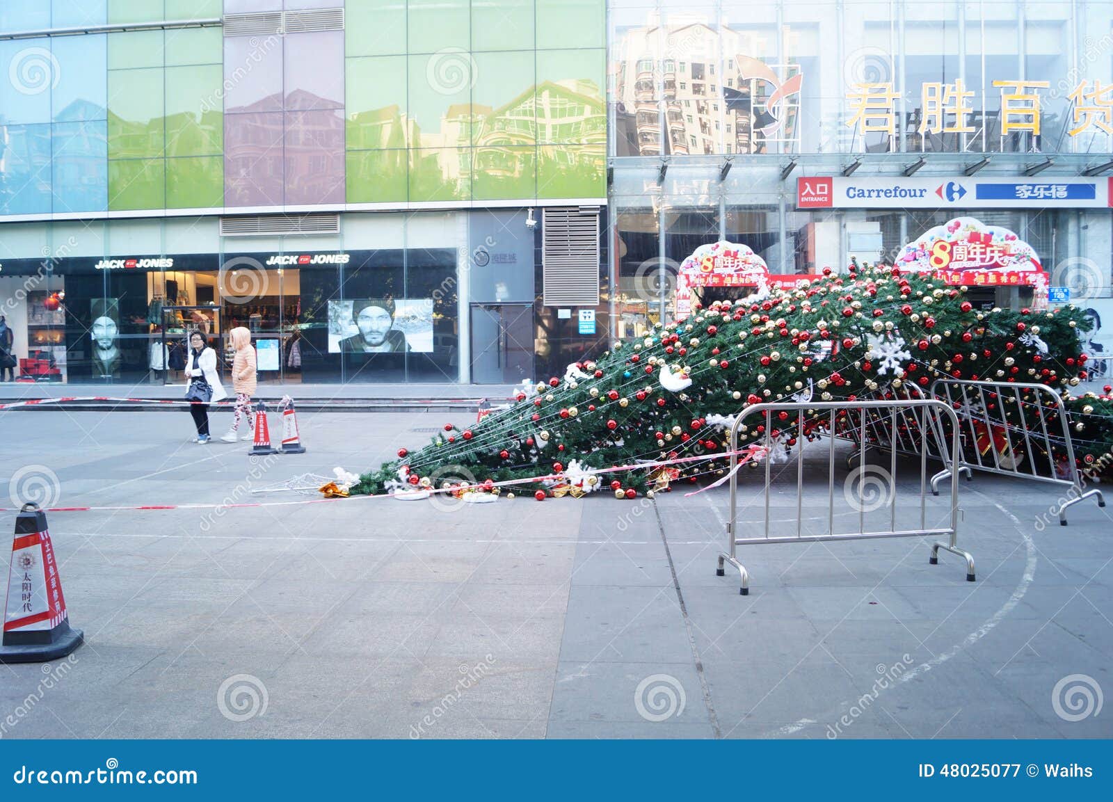 Down on the Floor of a Giant Christmas Tree Editorial Photography ...