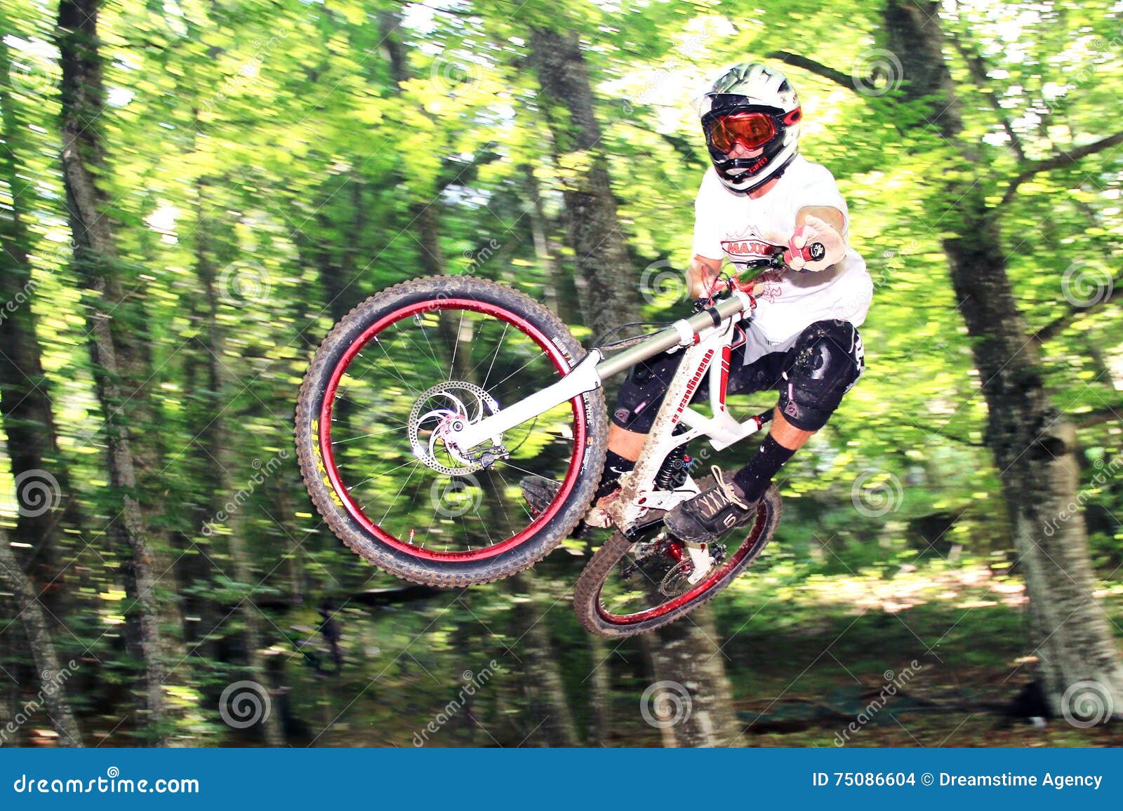 Downhiller Durante Un Salto Imagen de archivo editorial - Imagen de ...