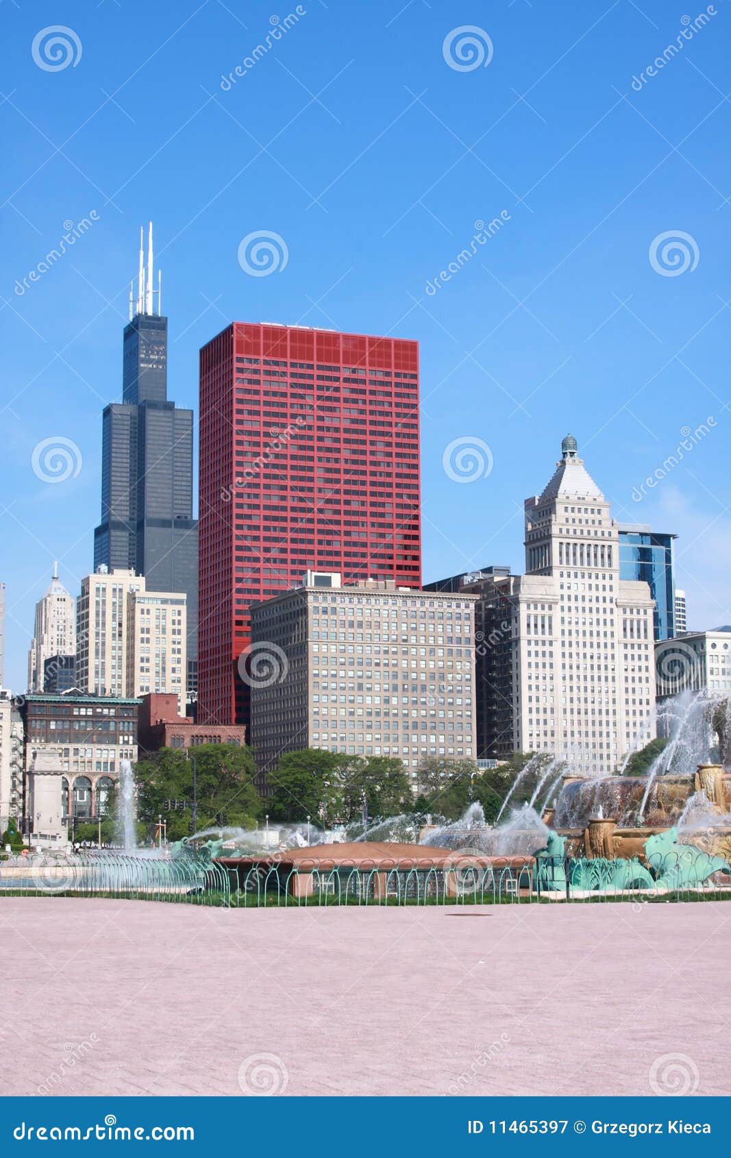 Downtown Chicago and Buckingham Fountain Stock Image - Image of ...