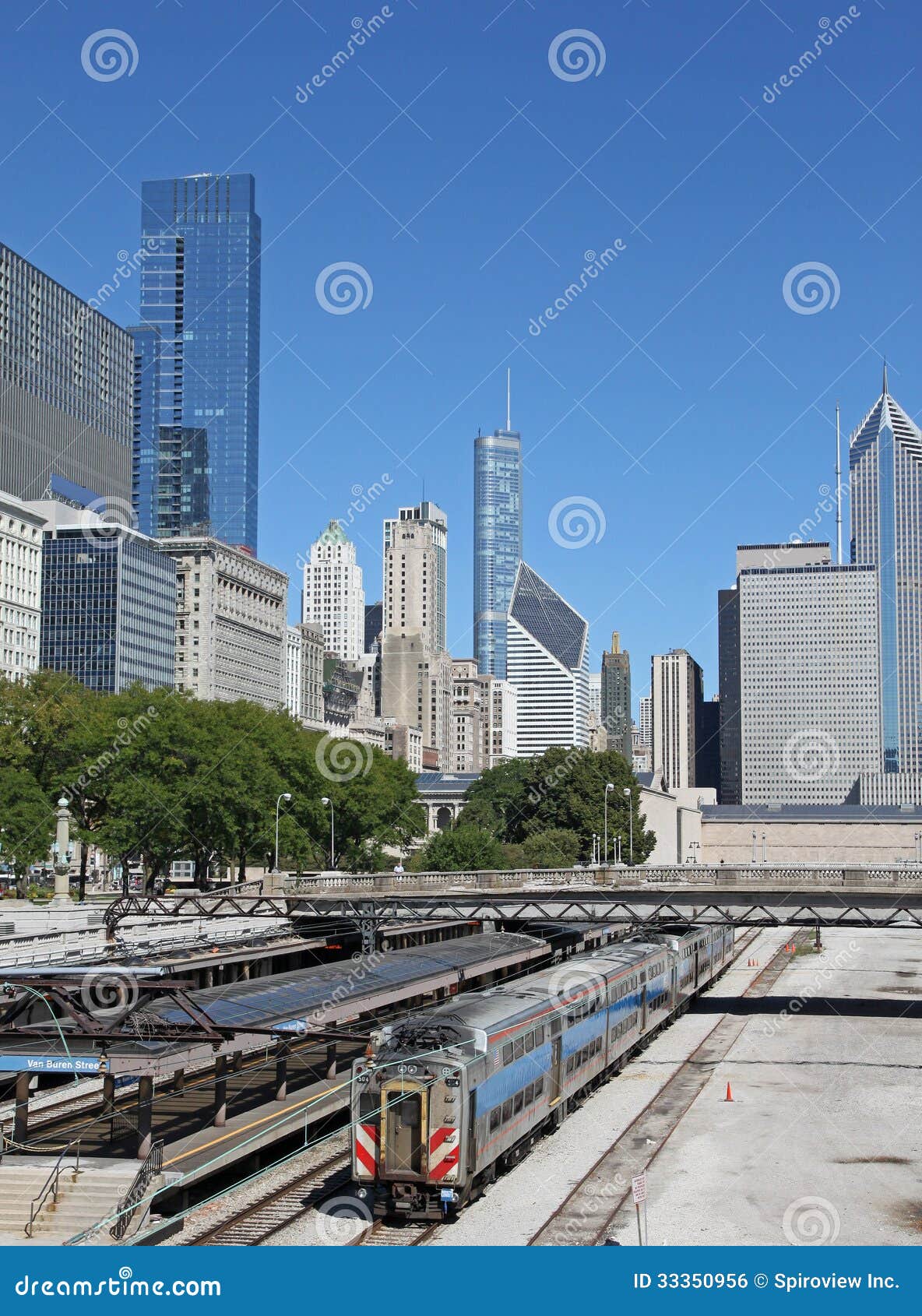 Downtown Chicago stock photo. Image of train, skyscraper - 33350956