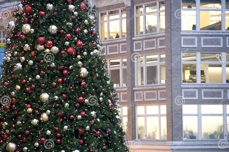 Downtown Christmas tree stock photo. Image of holidayoffice - 28134974