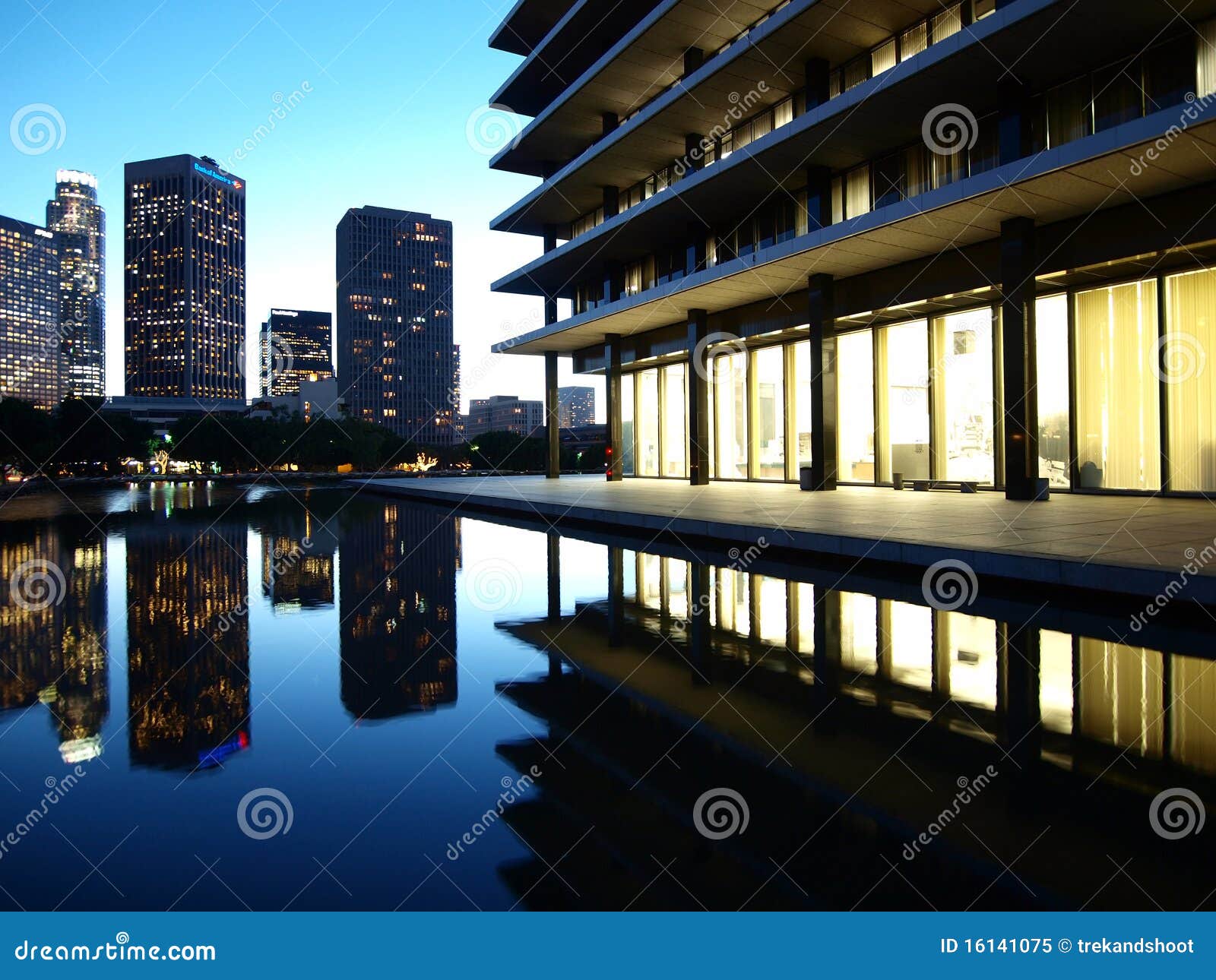 Downtown LA Reflecting Pond Editorial Image - Image of modern, skyline ...