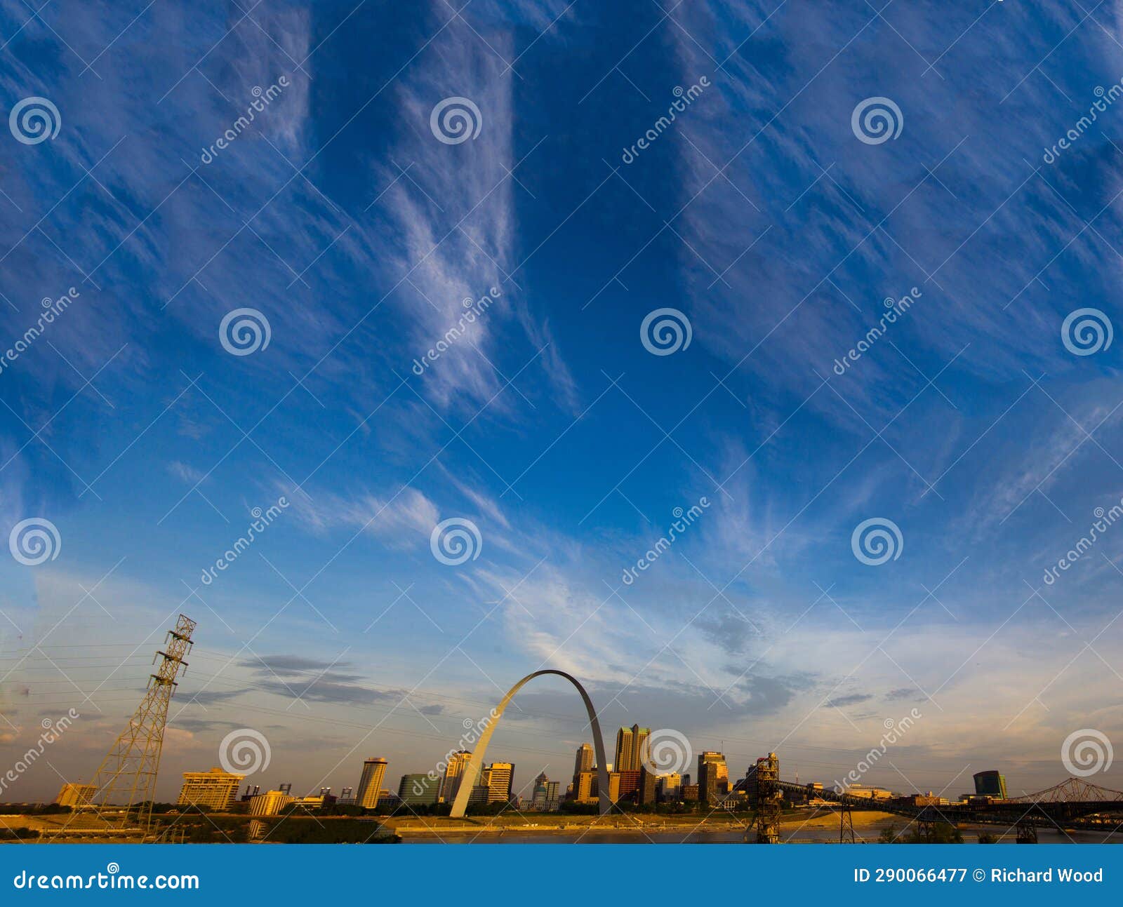 Downtown St. Louis, Missouri with the Gateway Arch Editorial ...