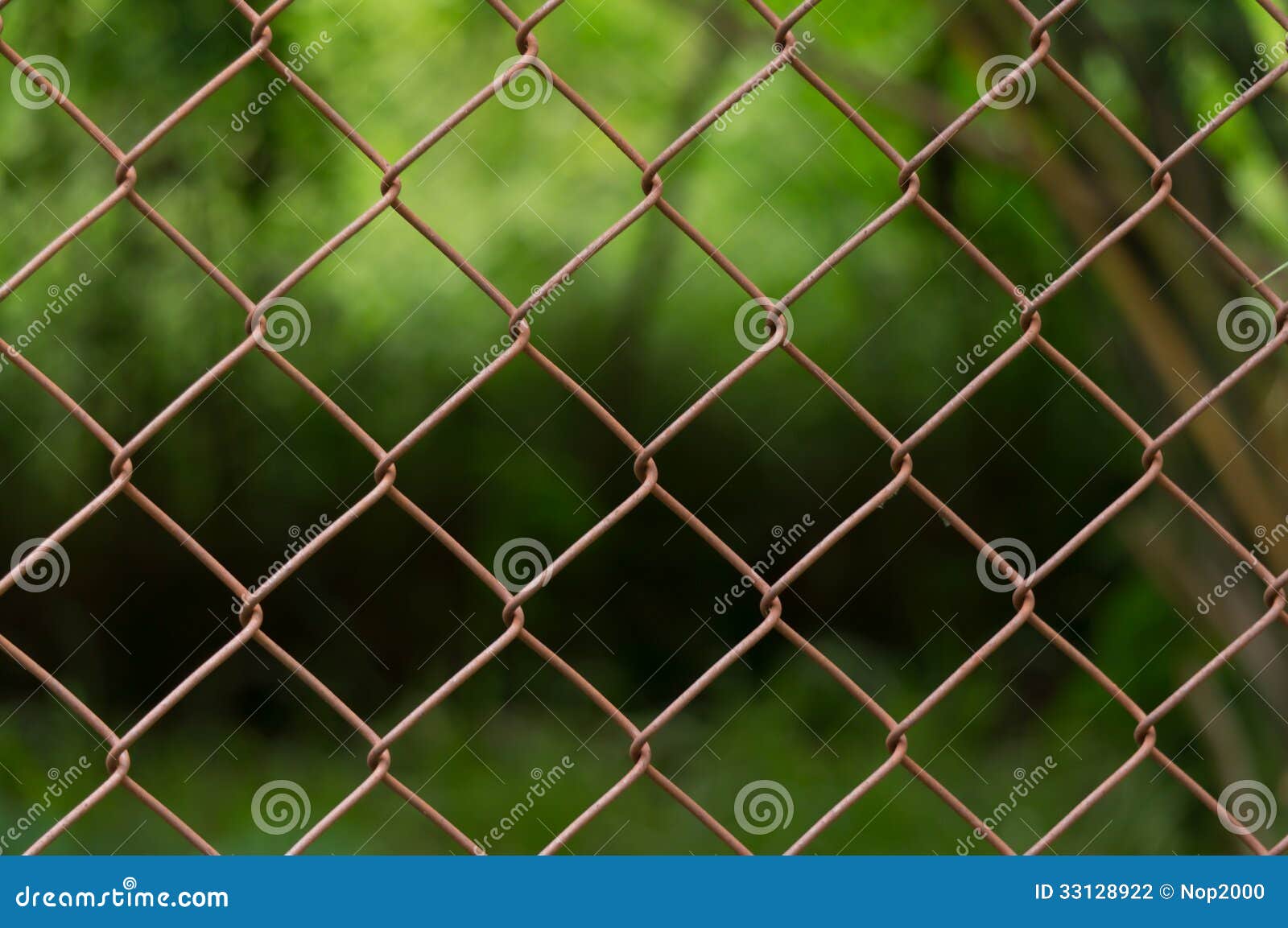 Draadomheining stock foto. Image of ketting, bescherming - 33128922