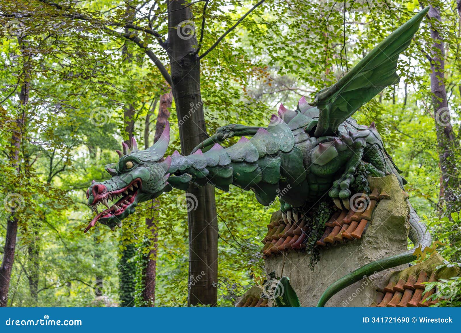 Draak Lichtgeraakt (Lightly Touched by the Dragon) in the Efteling ...