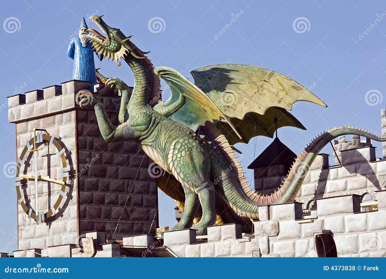 Dragón y MERLIN foto de archivo. Imagen de fabuloso, reloj - 4373838