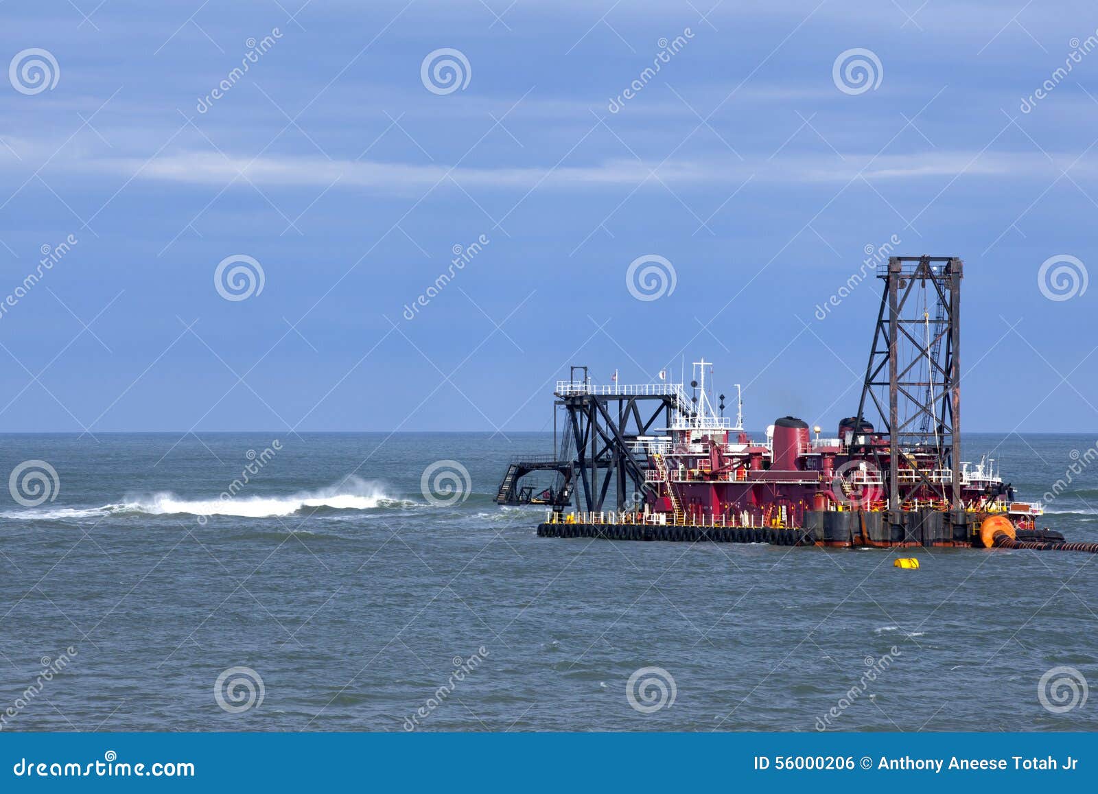 Draga do oceano foto de stock. Imagem de barca, bomba - 56000206