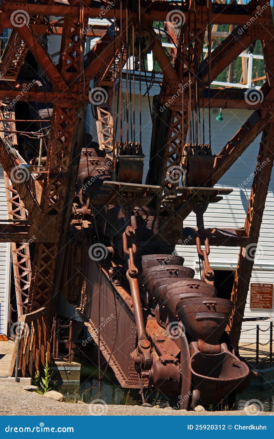 Draga do ouro foto de stock. Imagem de cretino, transporte - 25920312