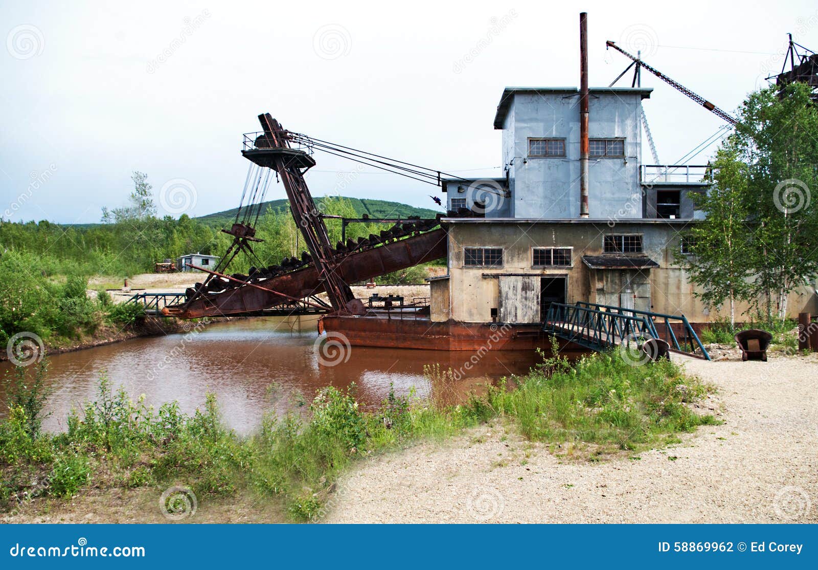 Draga do ouro foto de stock. Imagem de nuvens, arremetidas - 58869962