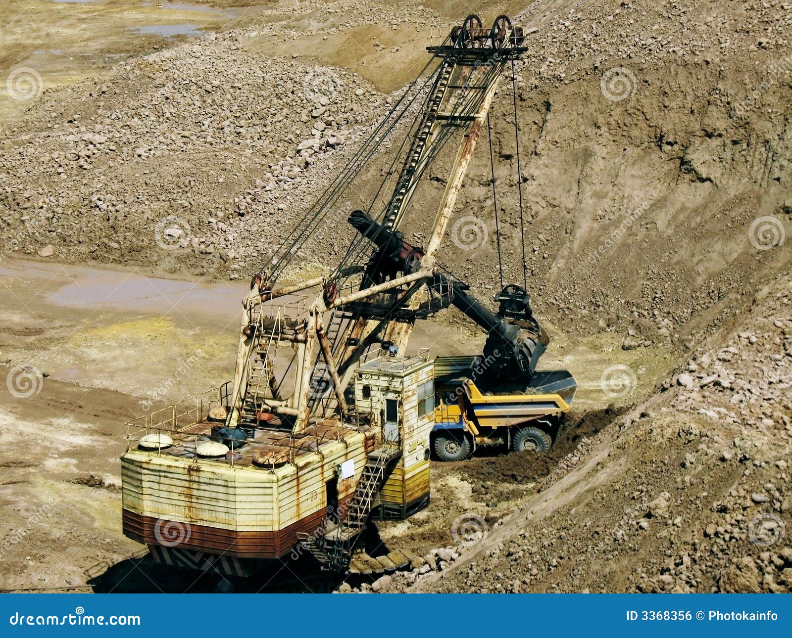 Dragas E Caminhão De Descarga Foto de Stock - Imagem de areia, estrada ...