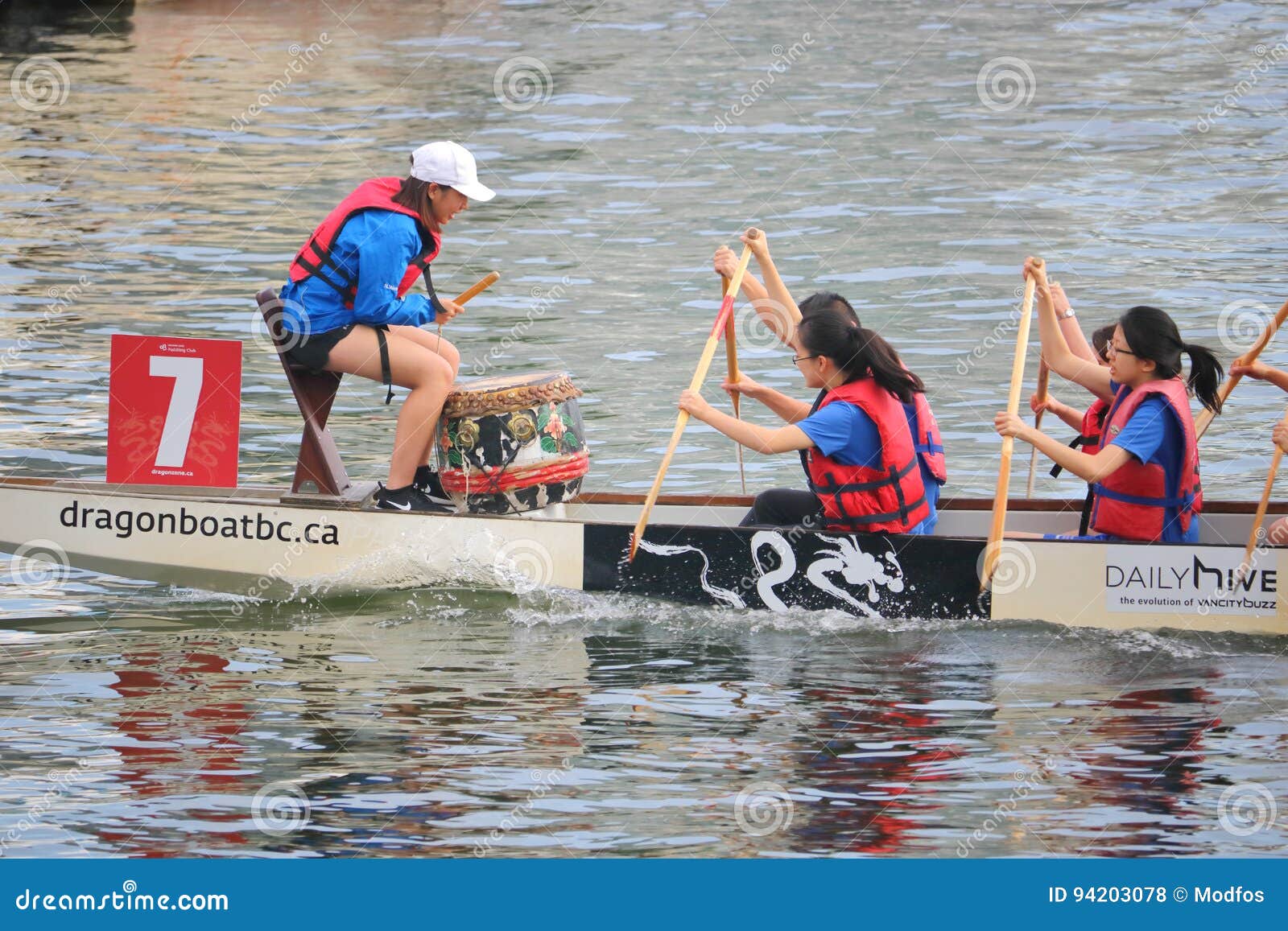 Dragon Boat Drummer O Visitante Foto de archivo editorial - Imagen de ...