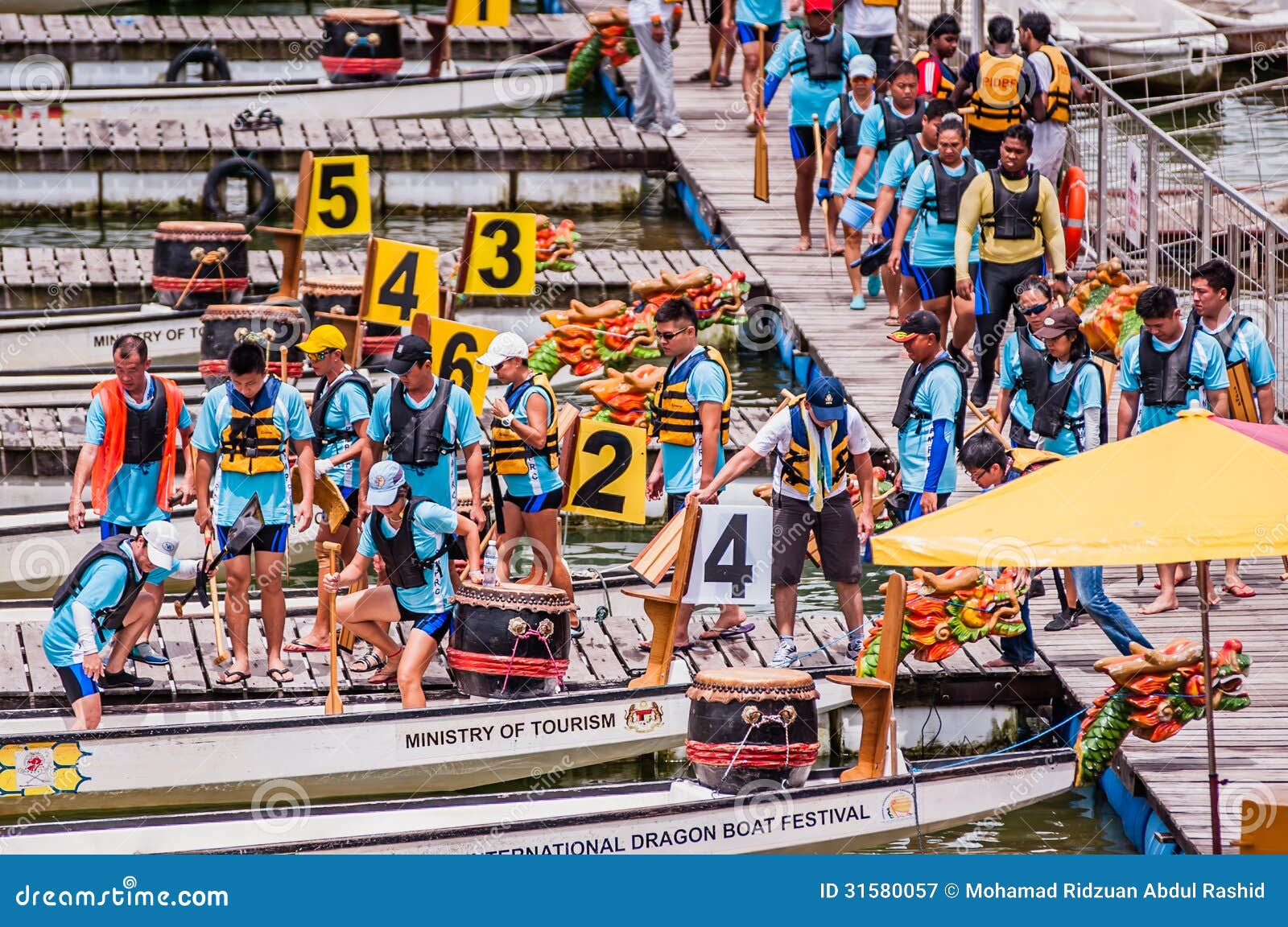 Dragon Boat Race editorial photography. Image of dragon - 31580057