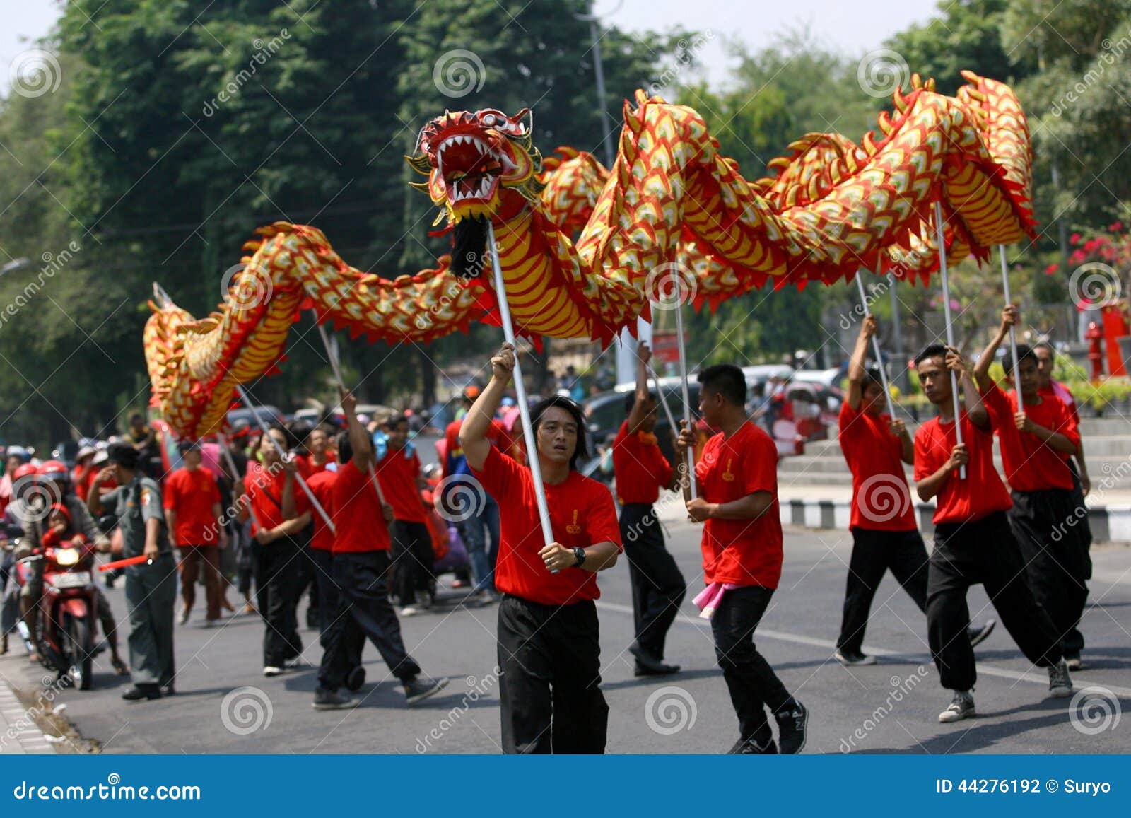 Dragon Dance redaktionell arkivbild. Bild av indonesisk - 44276192