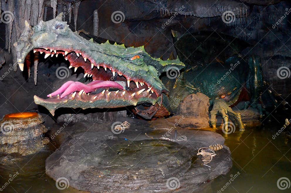Dragon de Disney photo éditorial. Image of attraction - 55959616