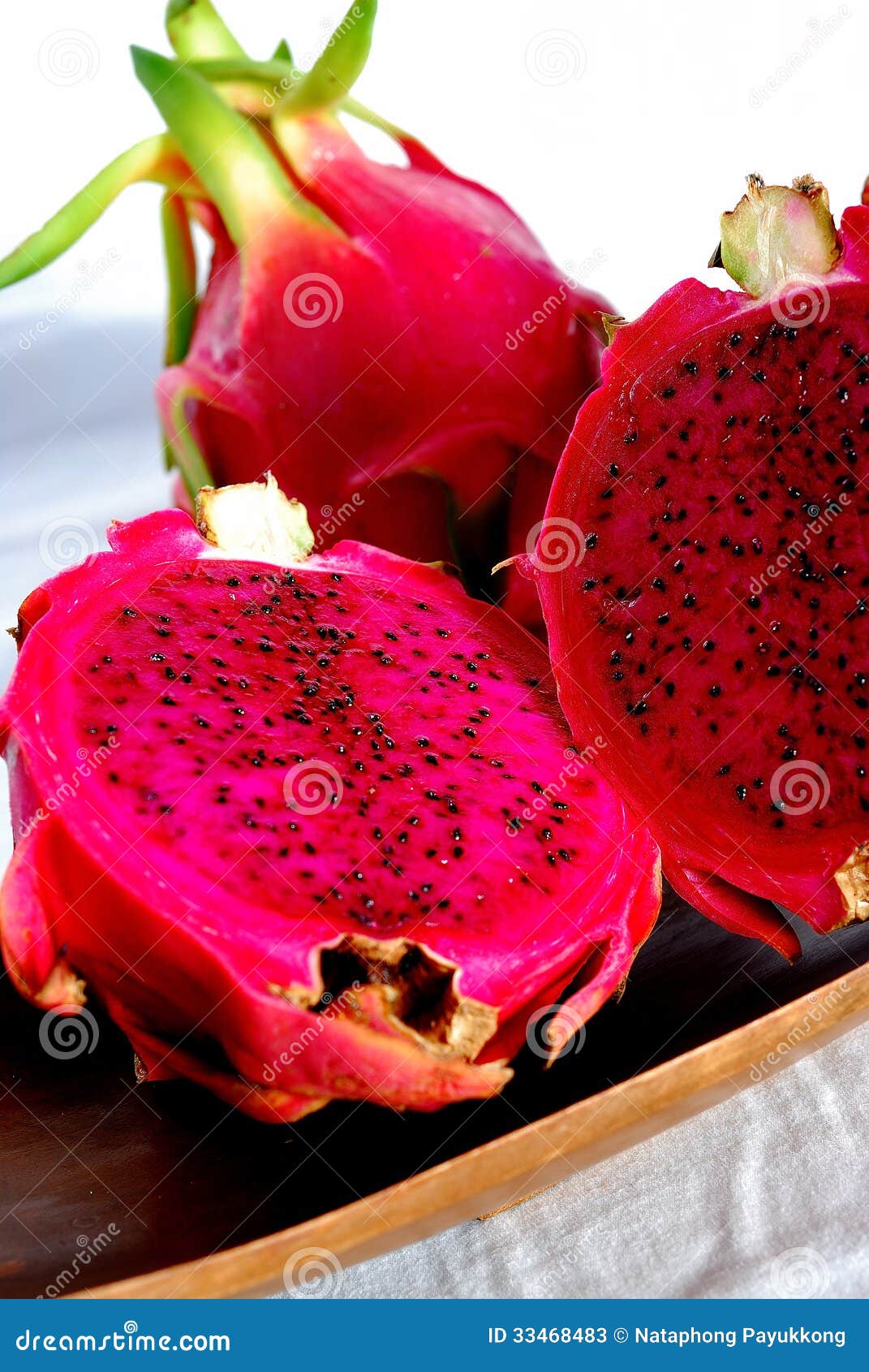 Dragon Fruit rouge image stock. Image du frais, fruits - 33468483
