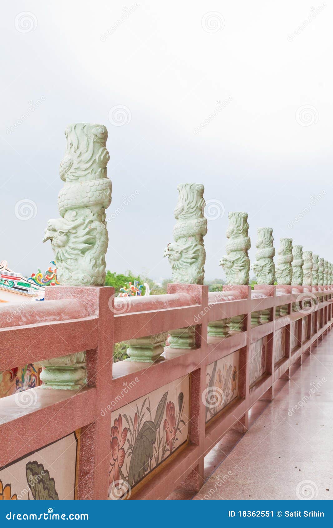 Dragon Pillar at the Corridor of Chinese Temple Stock Image - Image of ...
