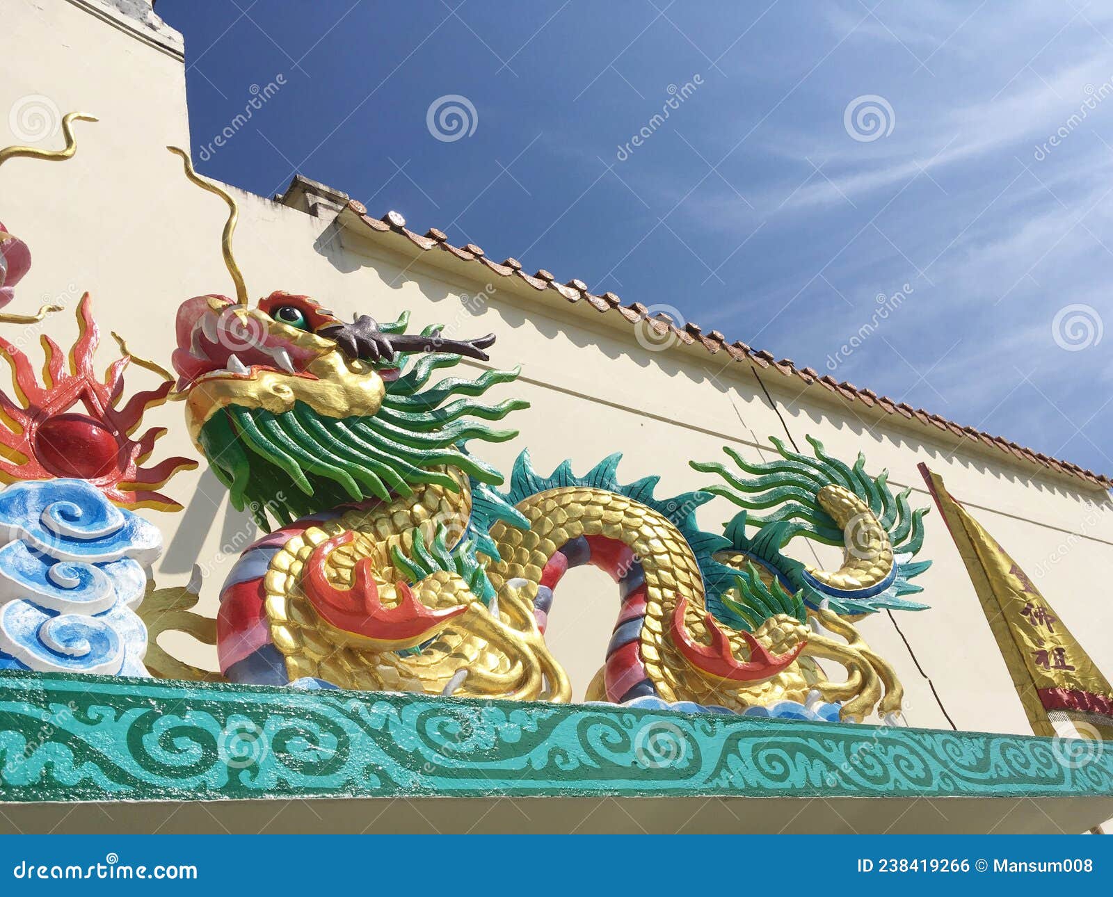 Dragon Statue on Temple Roof Stock Photo - Image of decoration ...