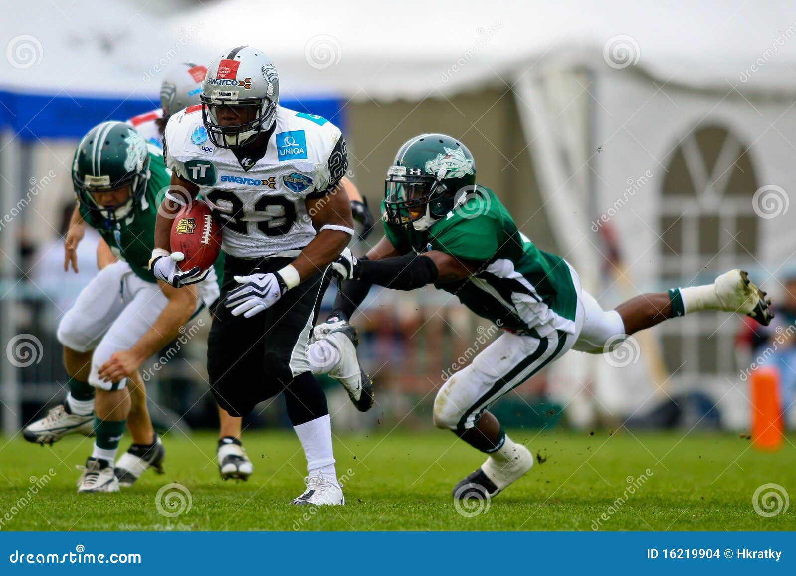 Dragons vs. Raiders editorial stock image. Image of game - 16219904