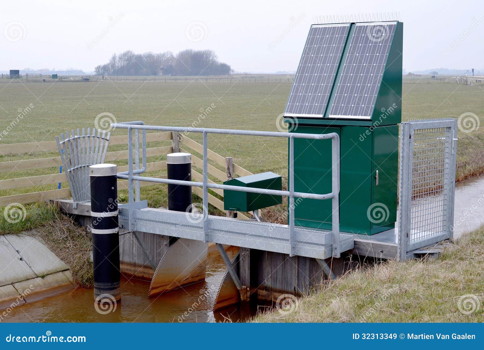Drainage pompstation. stock afbeelding. Image of pompen - 32313349