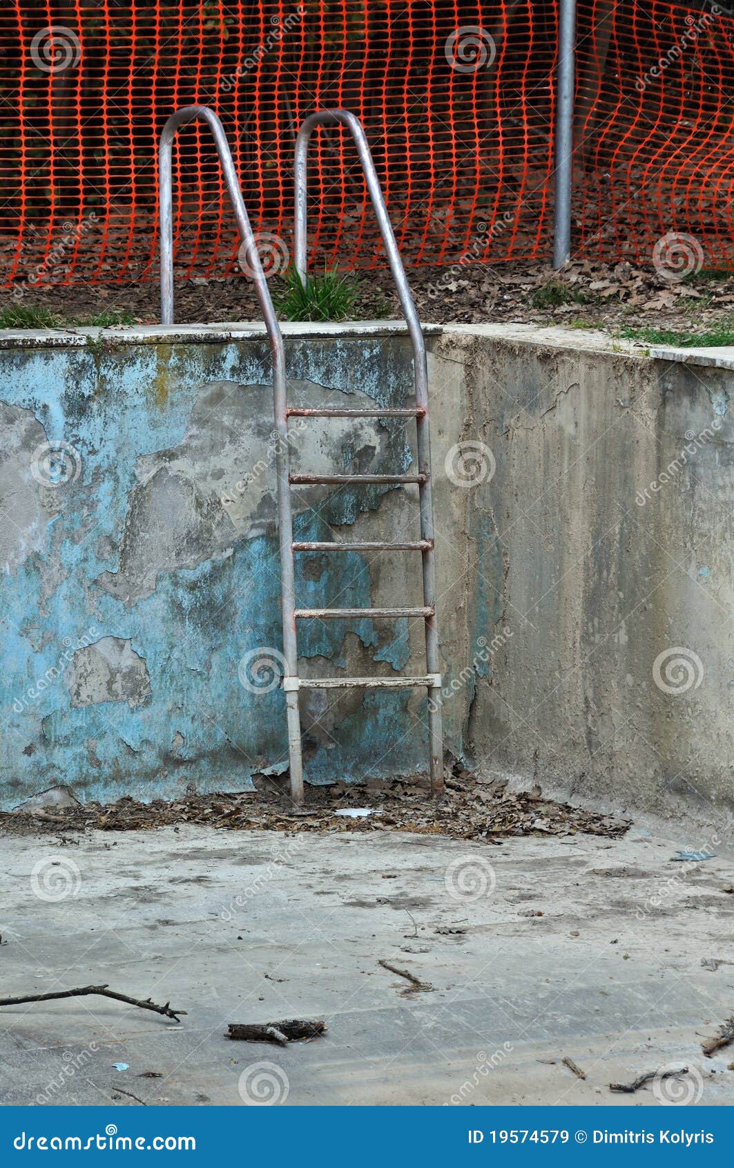 Drained swimming pool stock image. Image of foreclosure - 19574579