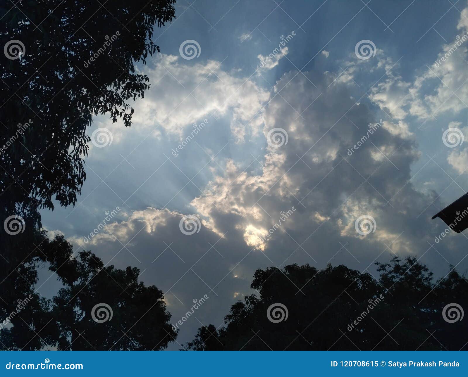 Dramatic Clouds in the Sky Scattering the Sunlight Beautifully Stock ...