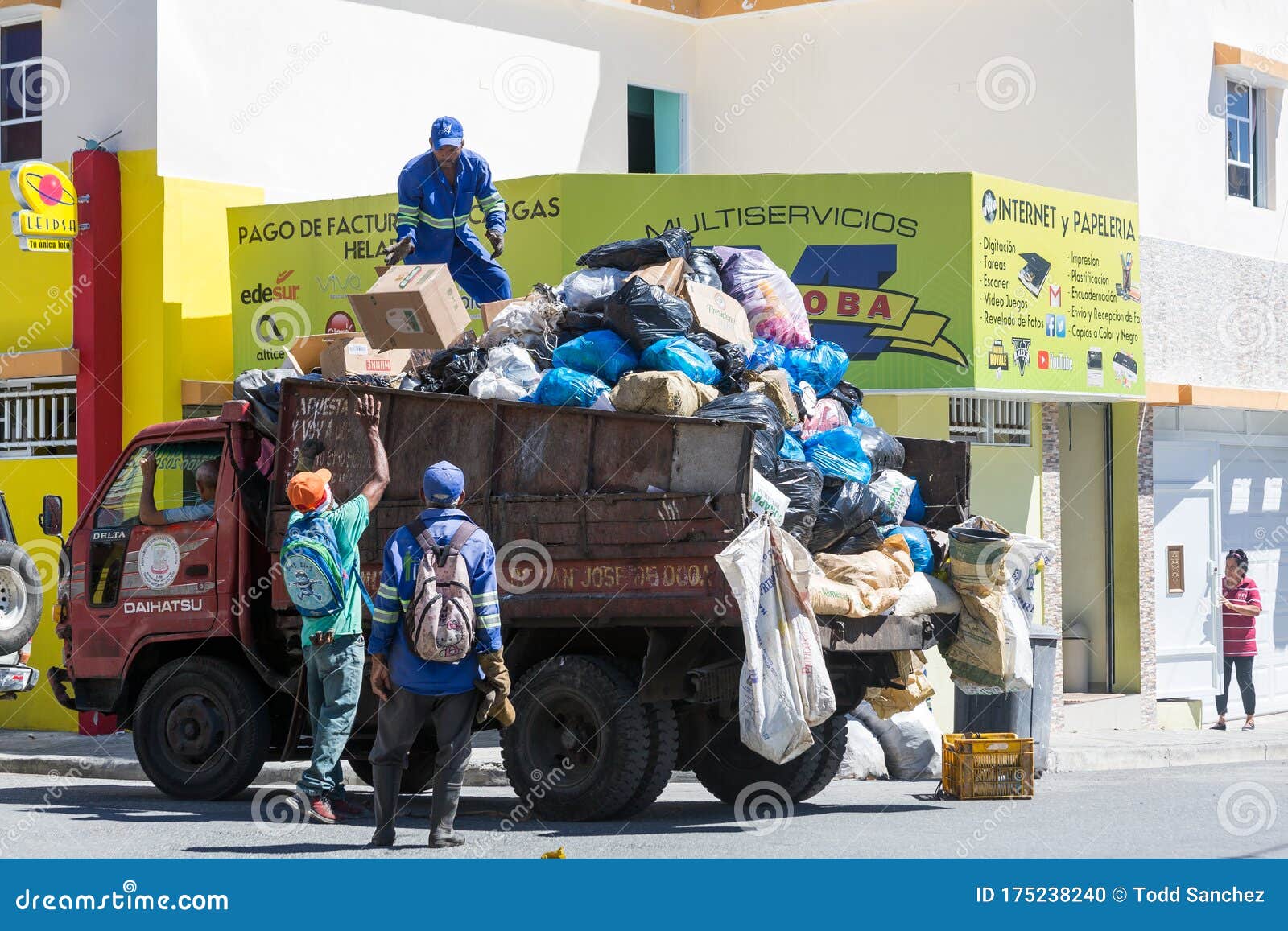 Trash Workers Stock Photos - Download 1,075 Royalty Free Photos