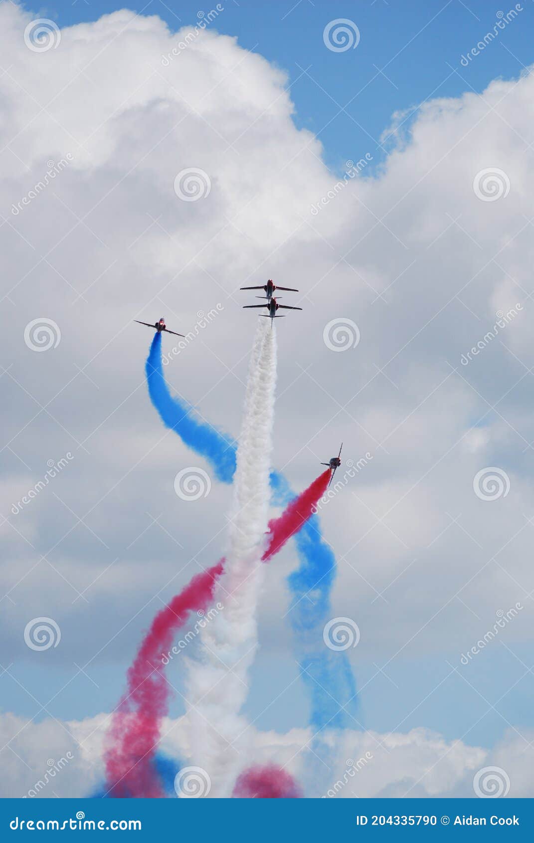 Dramatic RAF Red Arrows Display Editorial Image - Image of meadow, jets ...