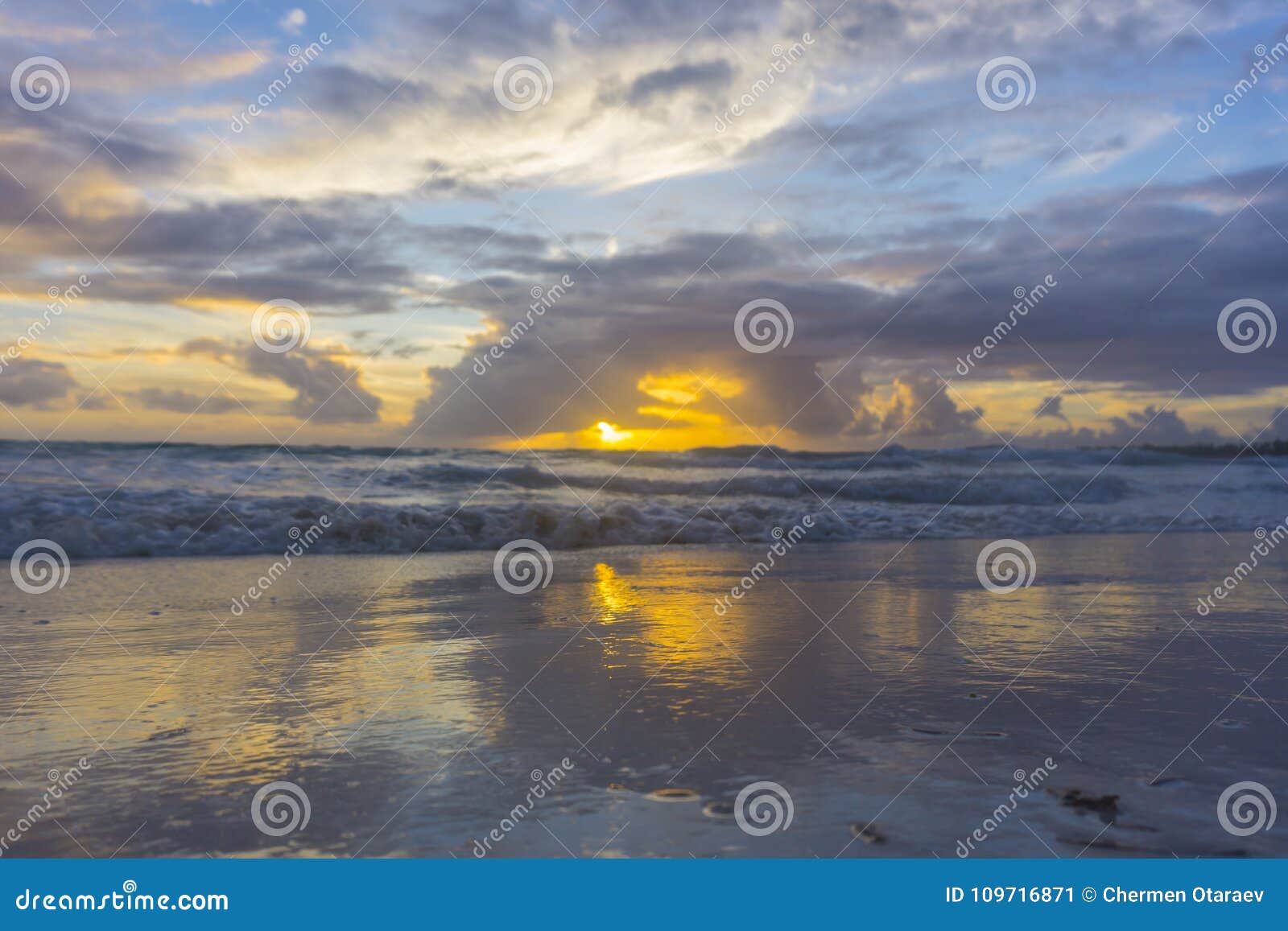 Dramatic Sunset Over Ocean Waves. Clouds Stock Image - Image of ...