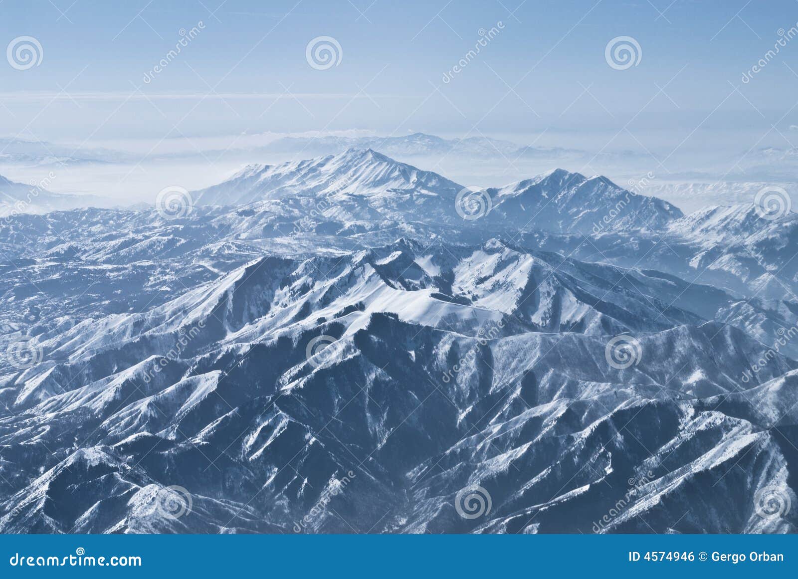 Dramatische bergketens stock foto. Image of paradijs, vliegtuig - 4574946