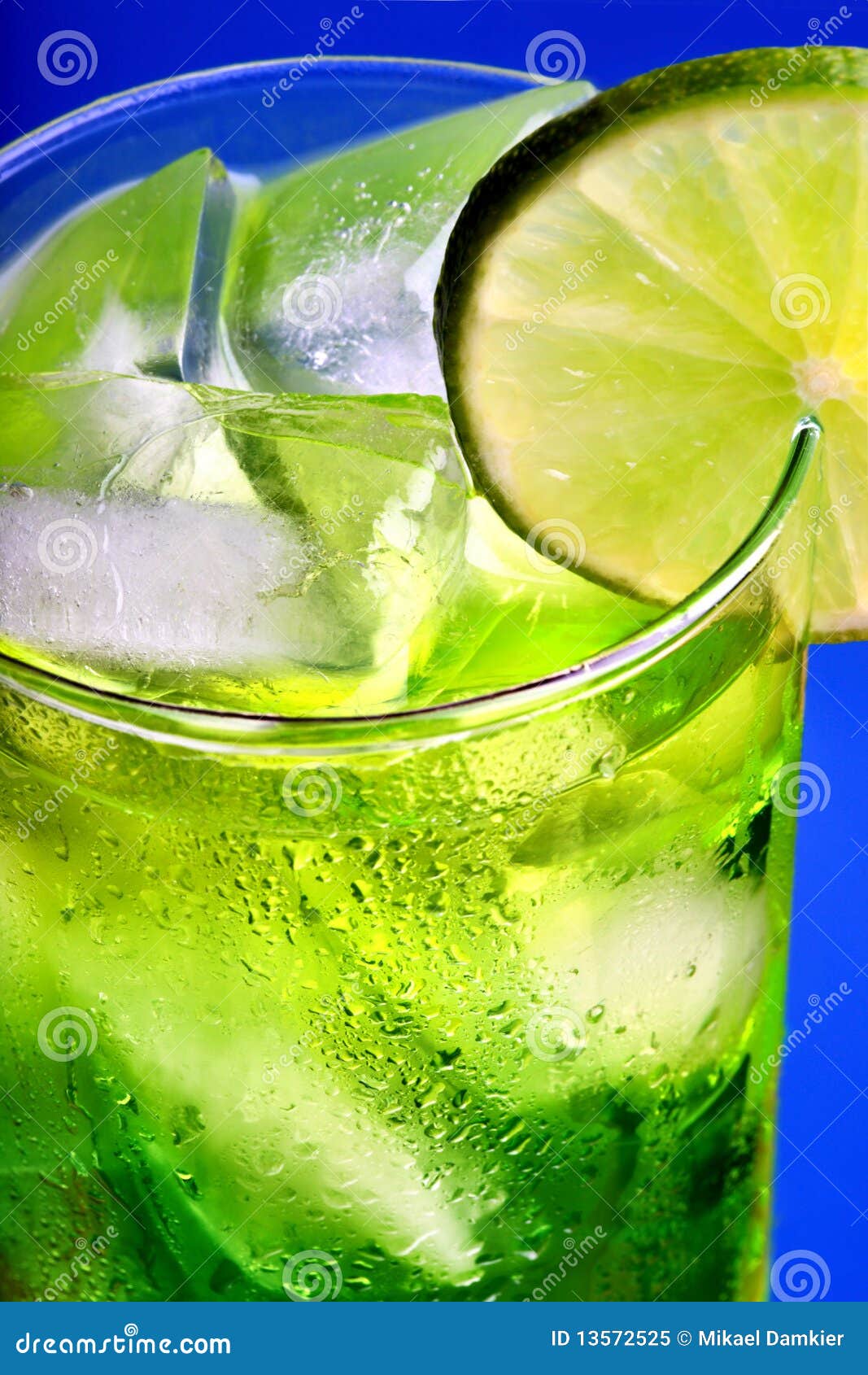 Drank stock afbeelding. Image of daling, glas, wodka - 13572525