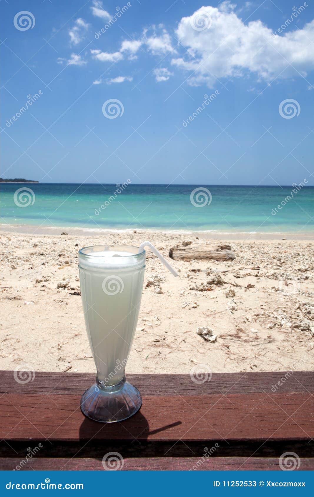 Drank Op Een Tropisch Strand Stock Afbeelding - Image of wijfje, meisje ...