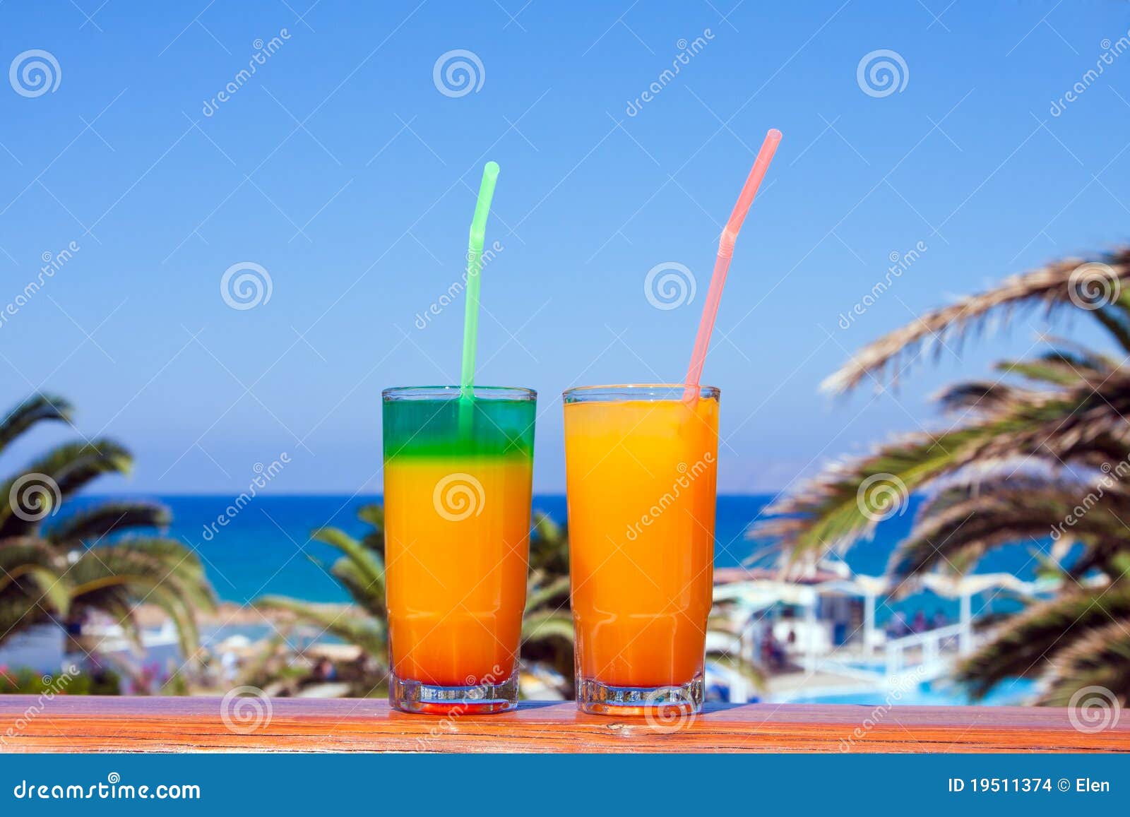 Dranken op een strand stock foto. Image of oceaan, cocktail - 19511374