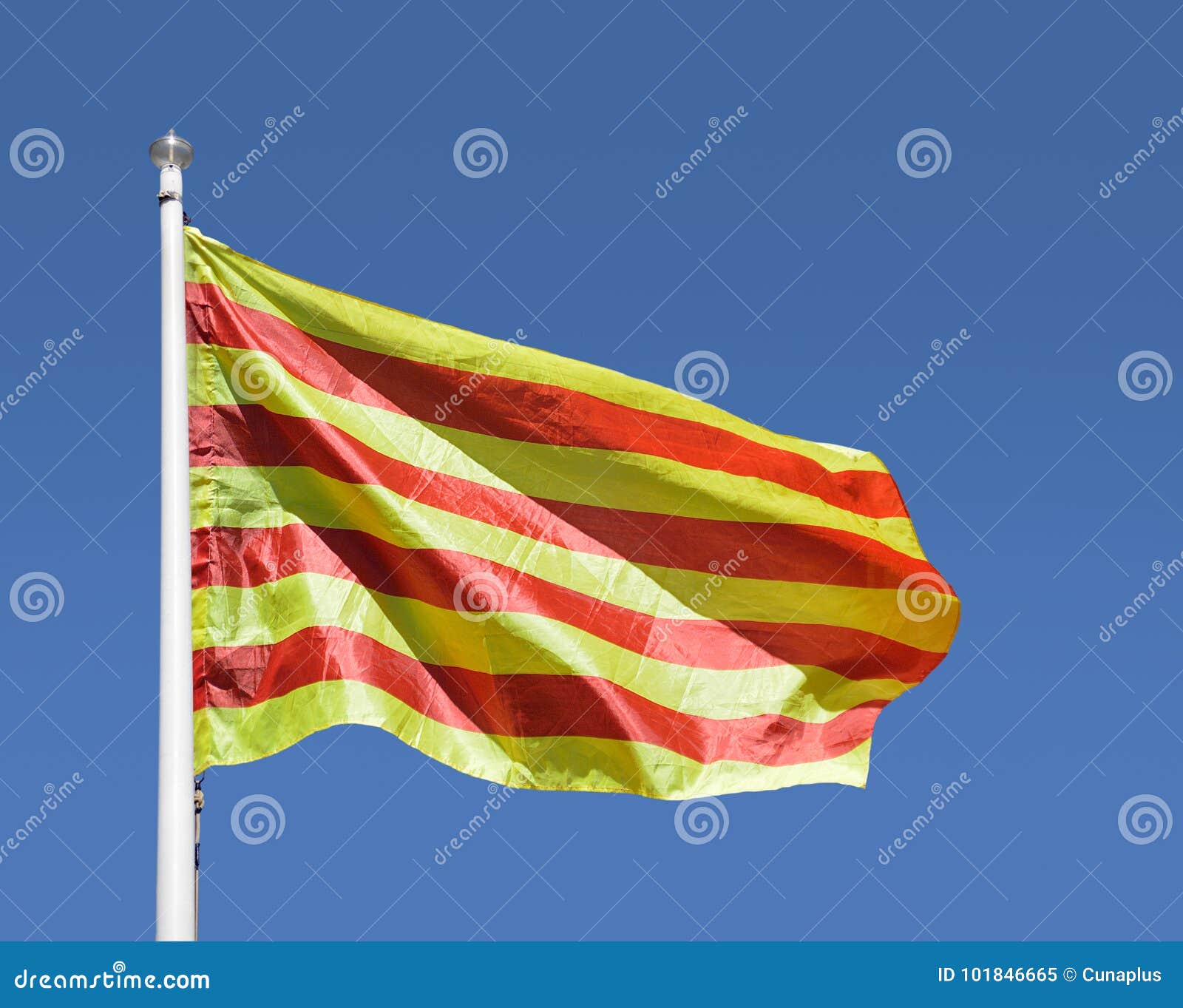 Drapeau Catalan Avec Le Ciel Bleu Image stock - Image of nationale ...