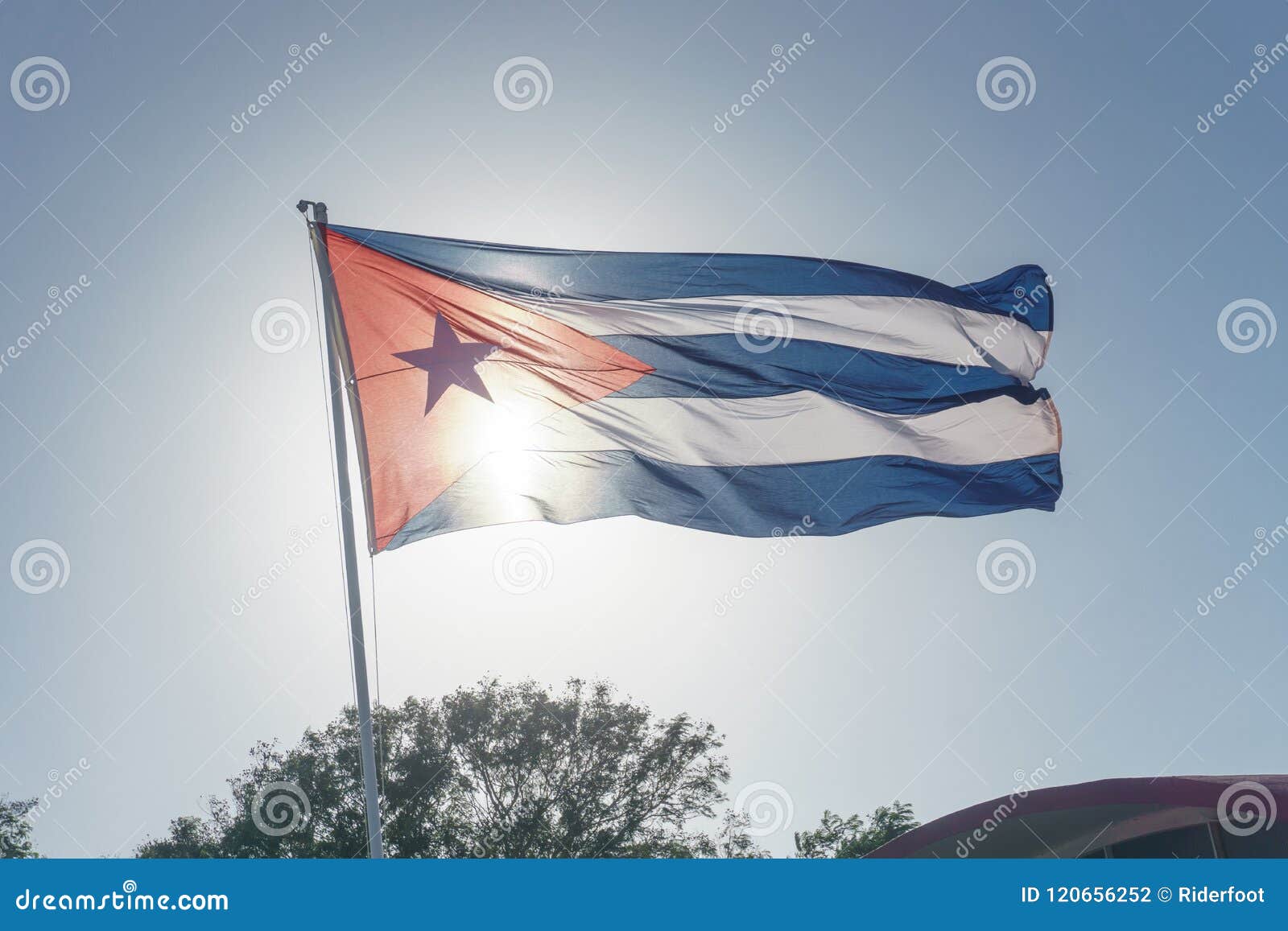 Drapeau Cubain Avec Le Ciel Bleu Photo stock - Image du patriotique ...