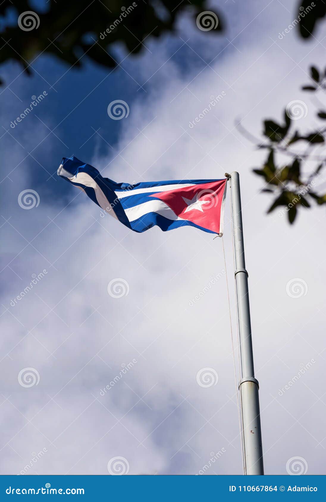 Drapeau Cubain Dans Le Ciel Avec Le Vent Photo stock - Image du poteau ...