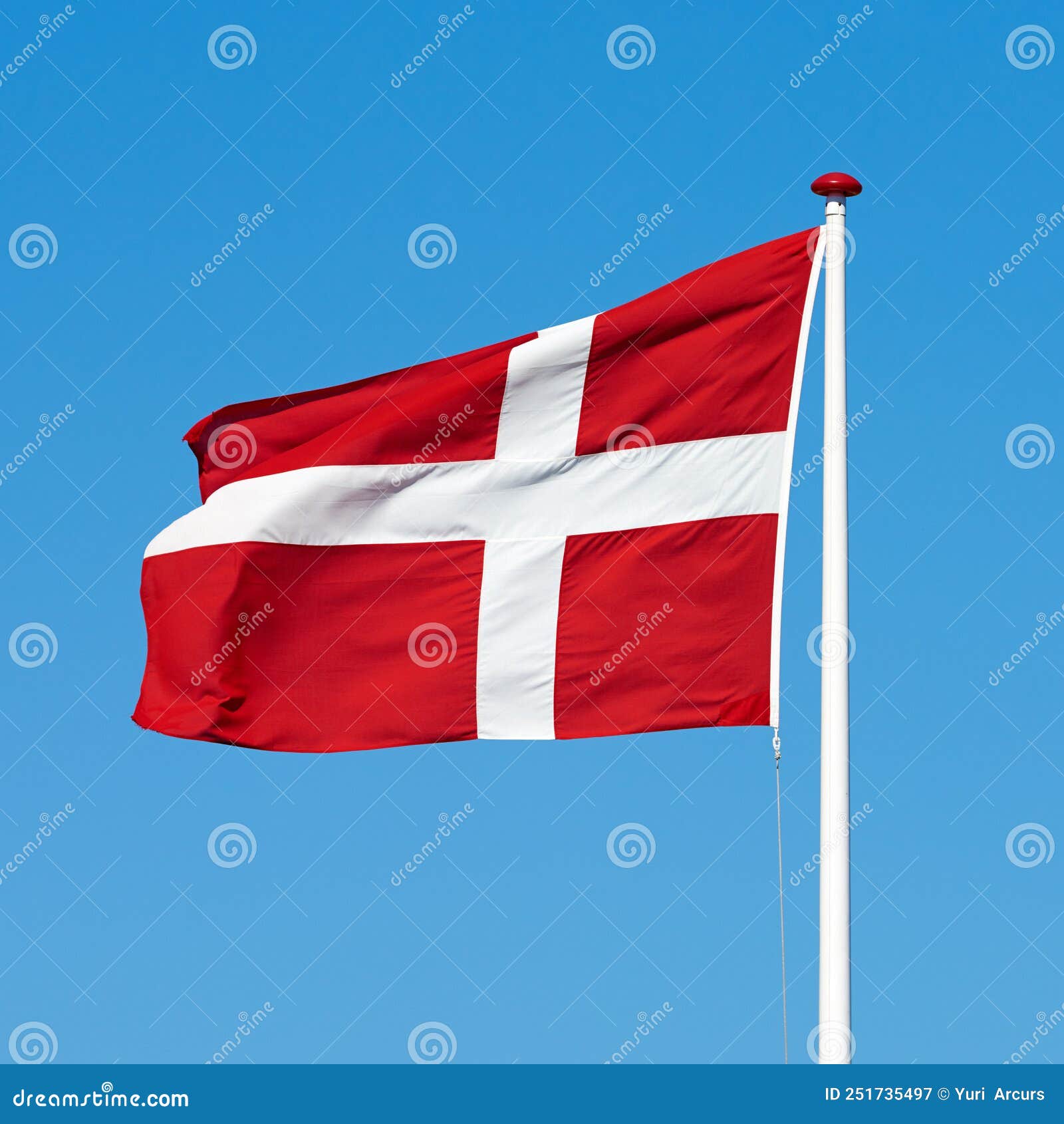 Drapeau Danois. Drapeau Danois Soufflant Sur Fond Bleu. Image stock ...