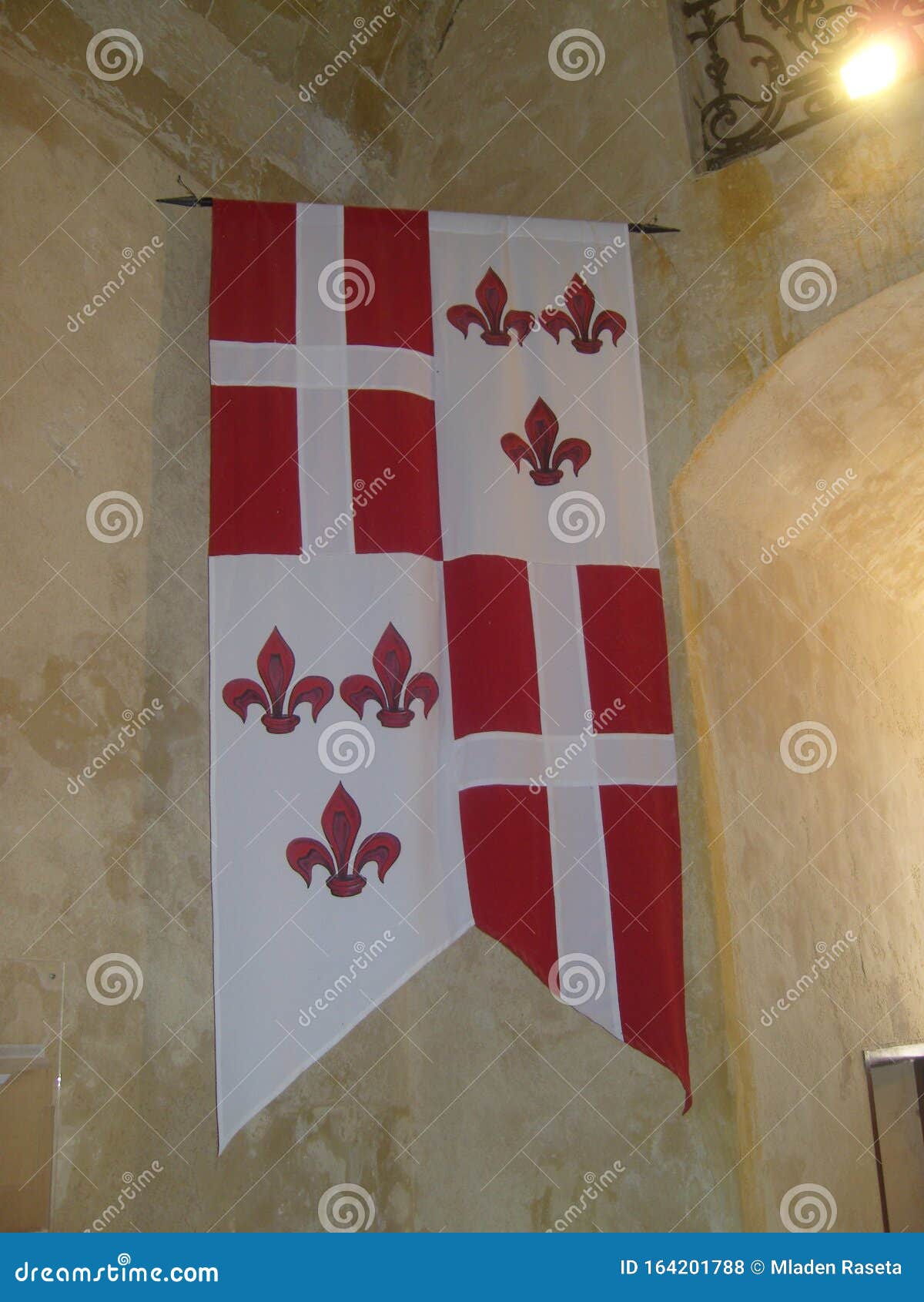 Drapeau De La Tour Bugibba Wignacourt De Malte Avec Fleur De Lis Photo ...
