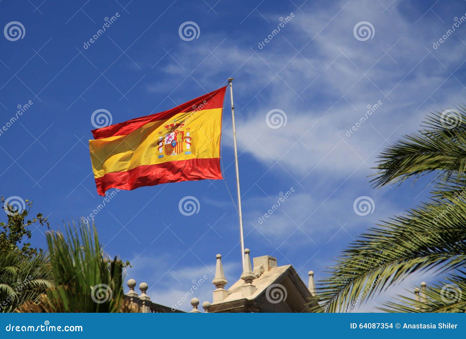 Drapeau Espagnol Flottant Dans Le Vent Photo stock - Image du drapeaux ...