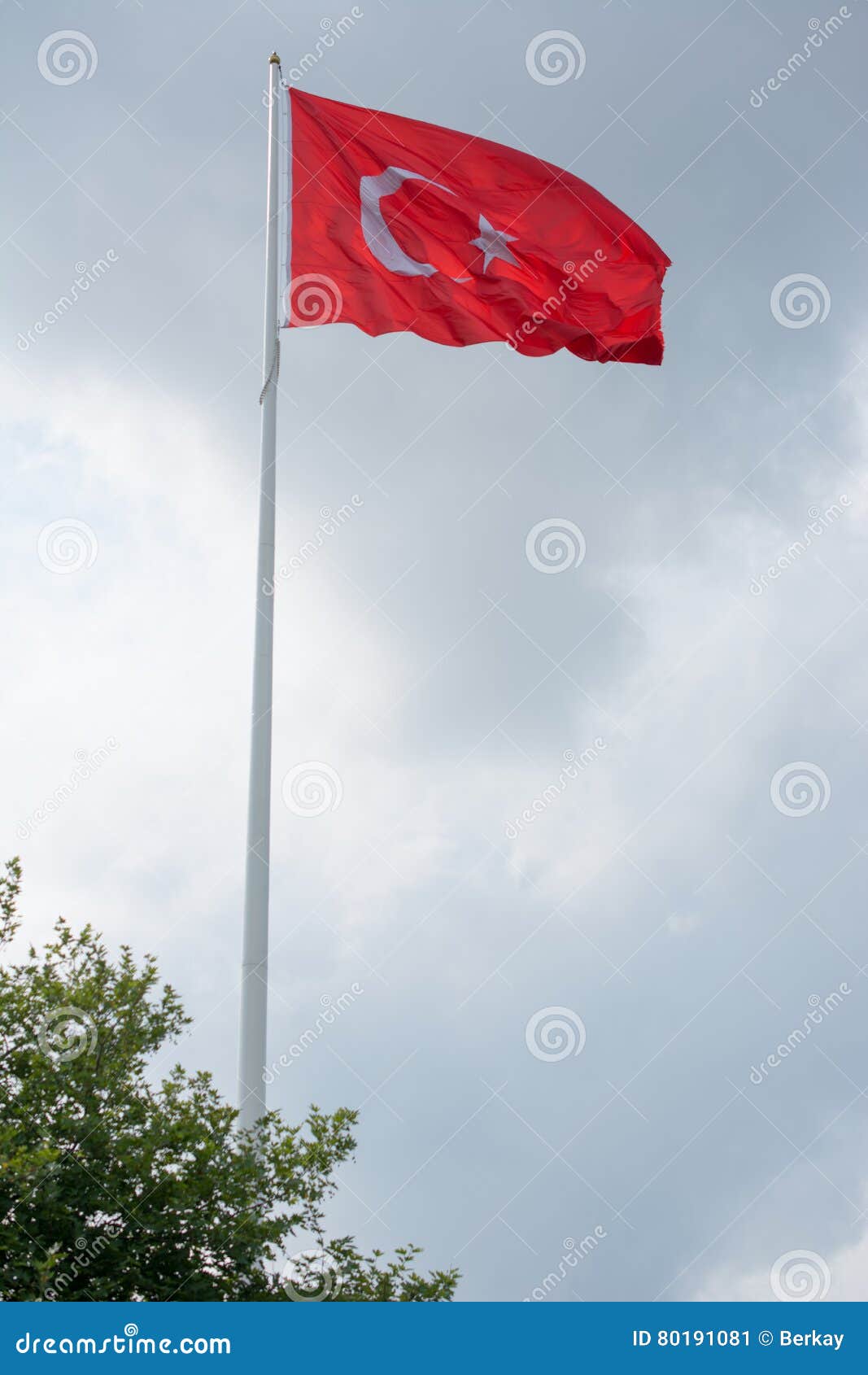 Drapeau national turc image stock. Image du ciel, remparts - 80191081