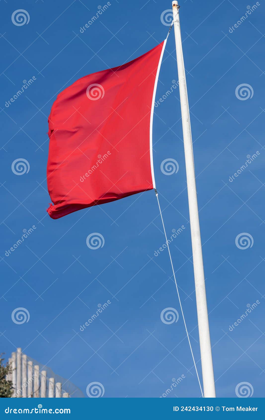 Drapeau rouge photo stock. Image du extérieur, signe - 242434130