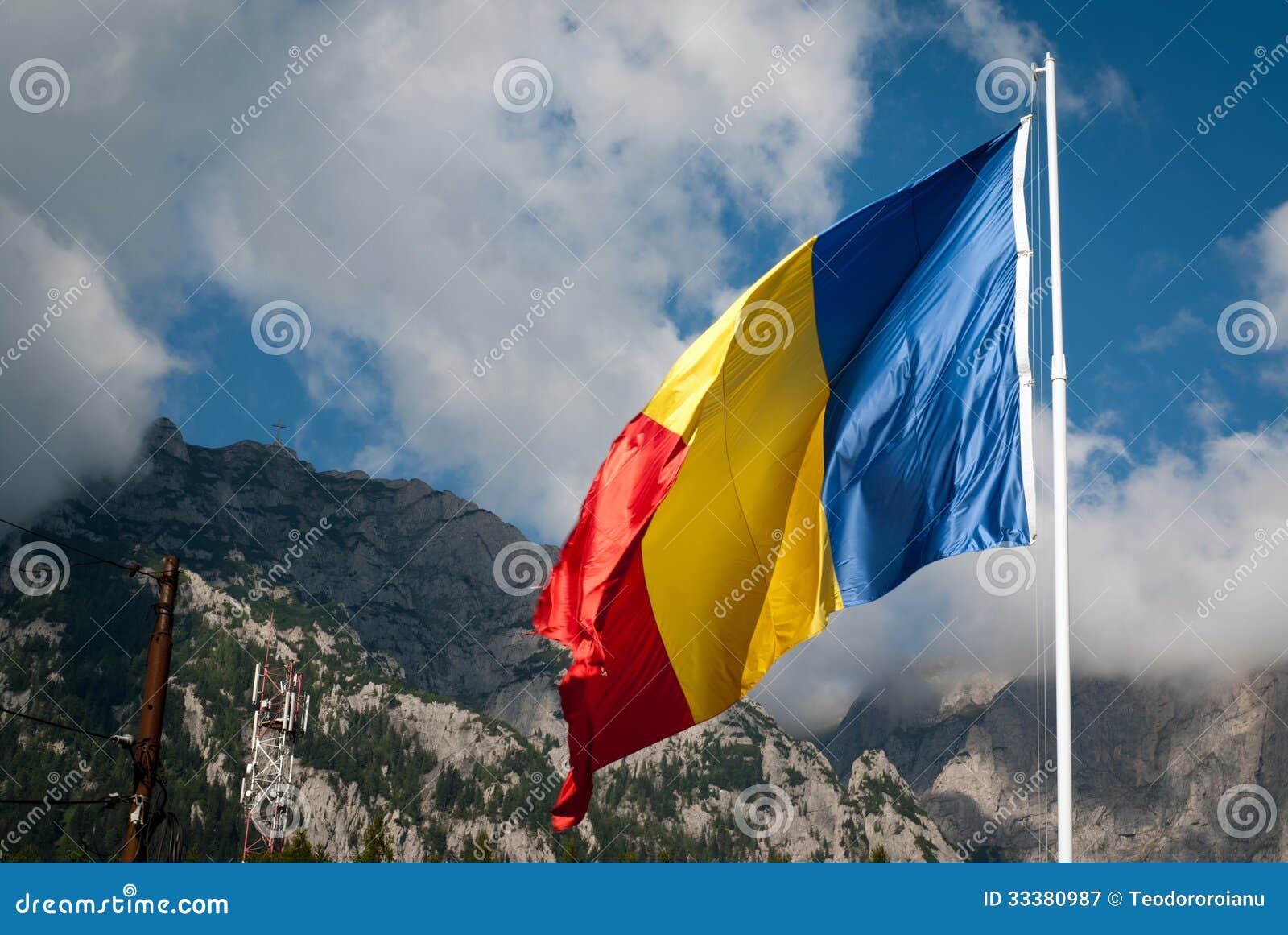 Drapeau Roumain Et Les Carpathiens Image stock - Image du politique ...