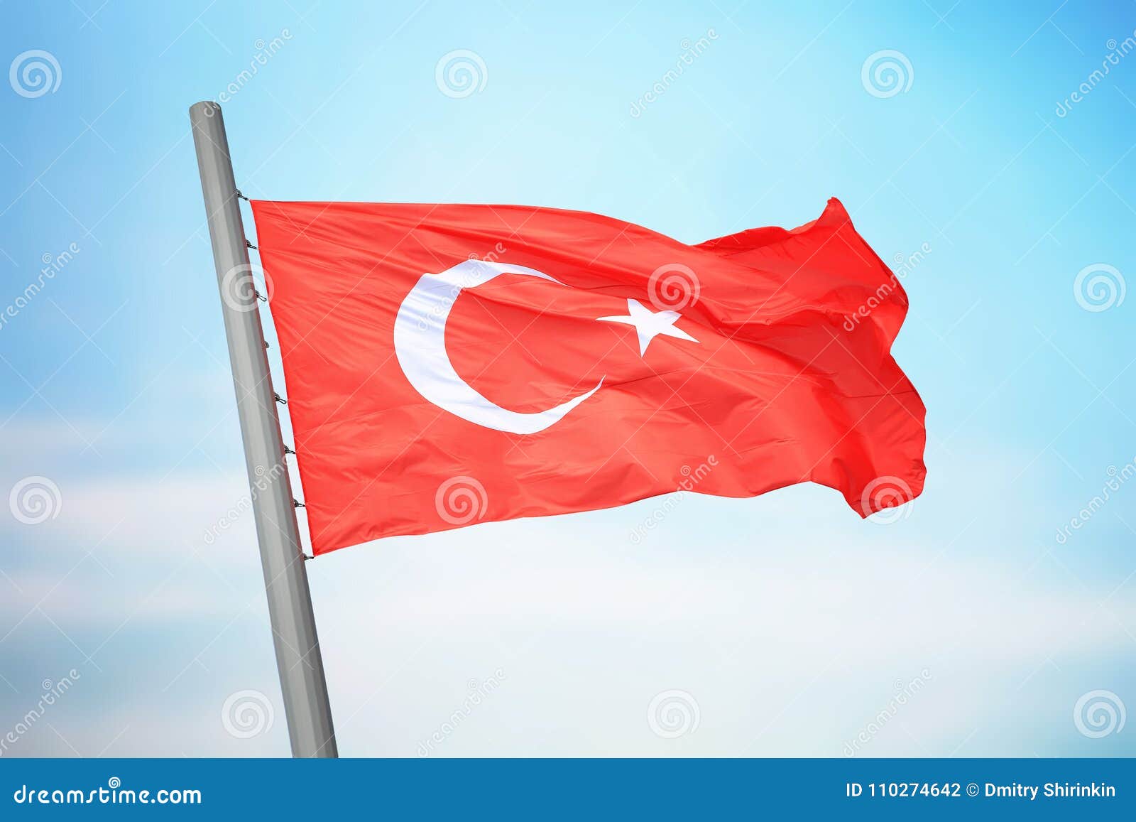 Drapeau turc photo stock. Image du couleur, ciel, asie - 110274642