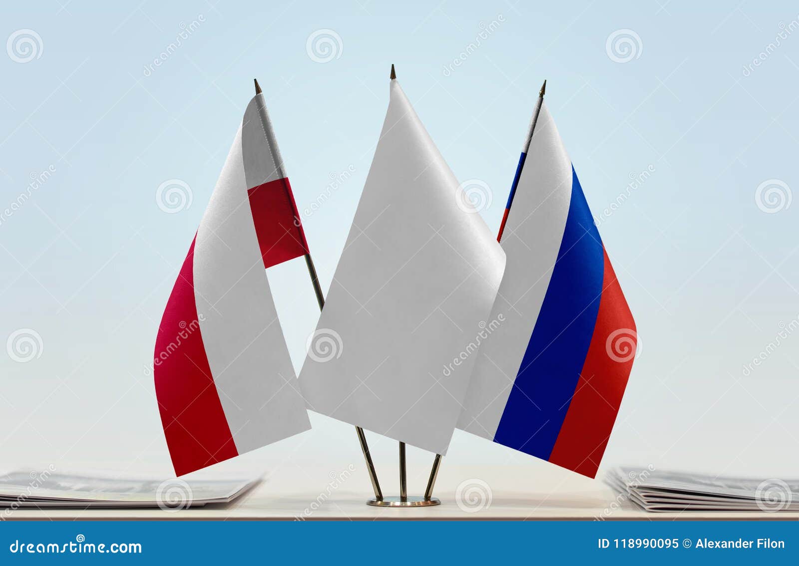Drapeaux De La Pologne Et De La Russie Image stock - Image du bureau ...