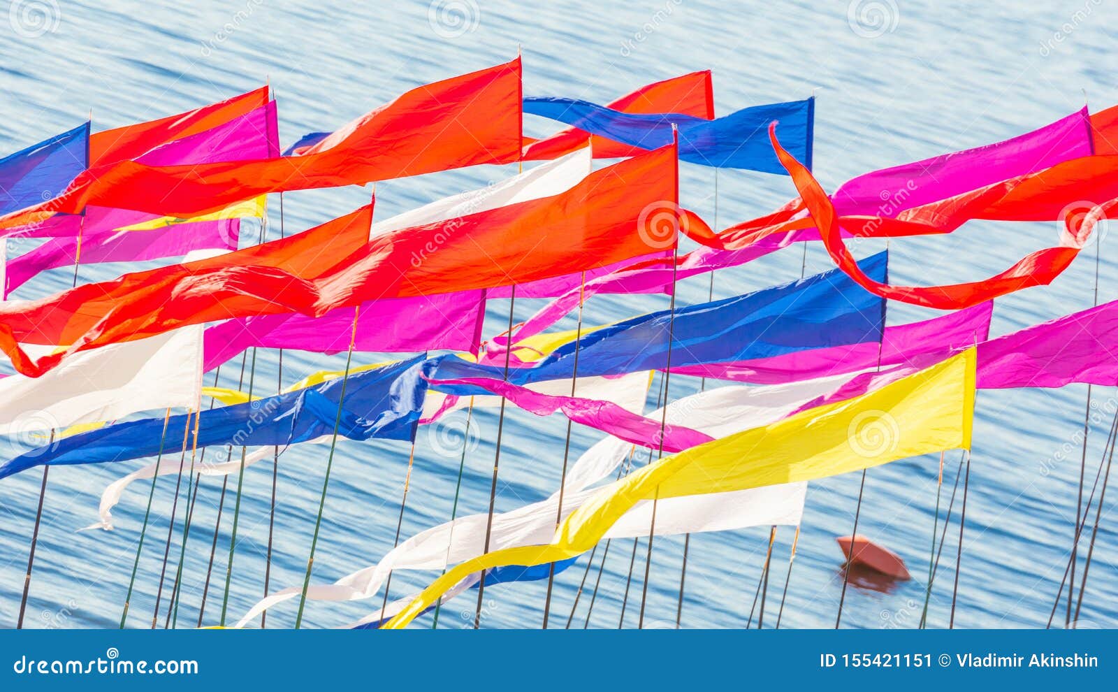 Drapeaux Multicolores Flottant Dans Le Vent Image stock - Image du ...