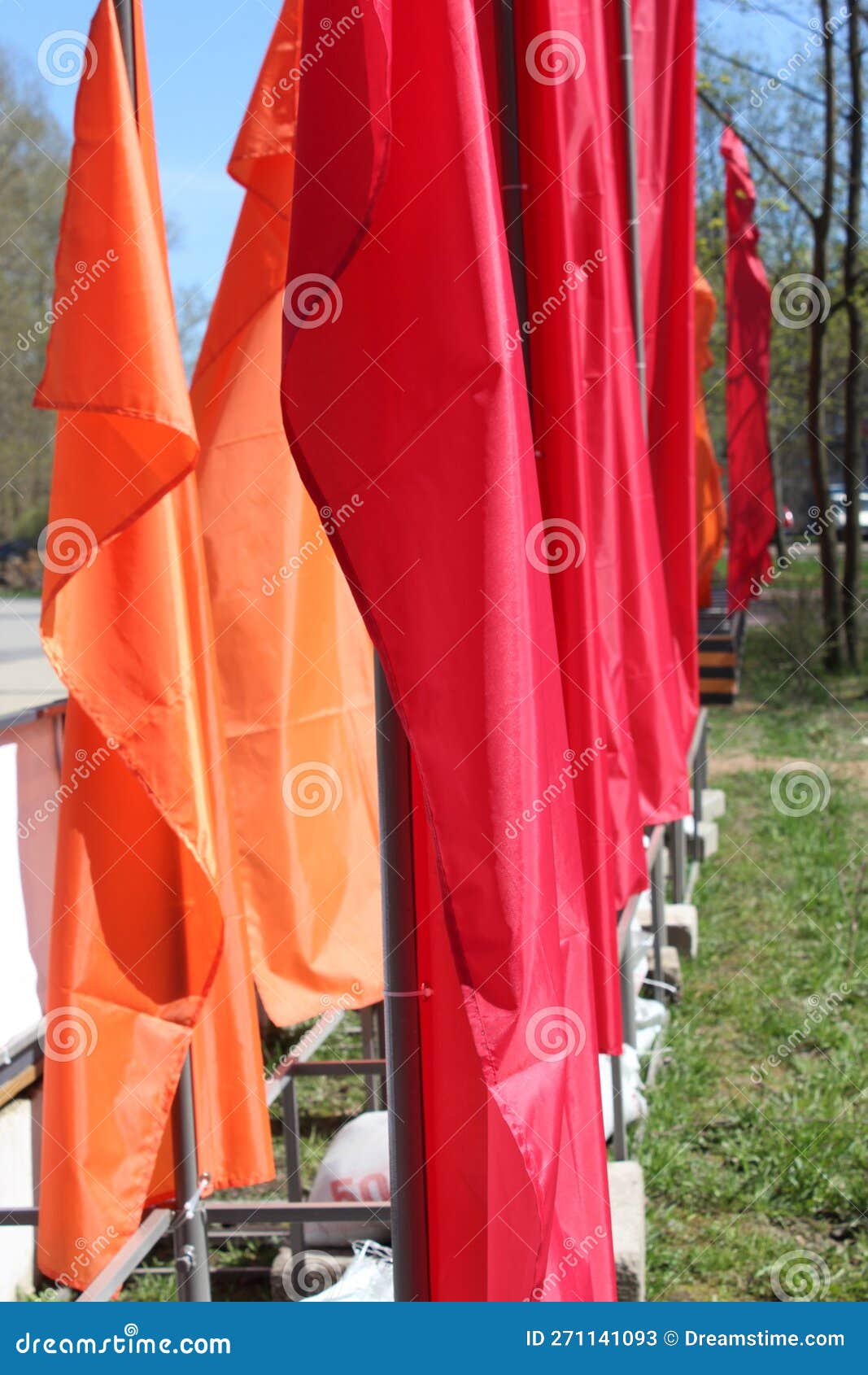 Drapeaux Rouges Flottant Dans Le Parc Pour Les Vacances Image stock ...