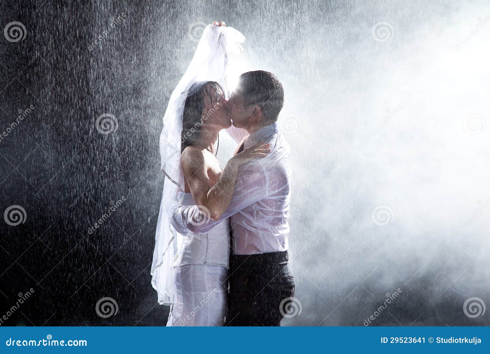Drastisches Foto Des Gerade Verheirateten Paars Stockbild Bild Von Hochzeit Romantisch 29523641
