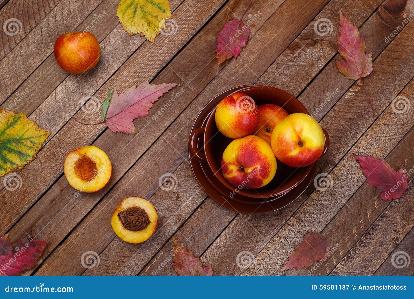 Draufsicht Der Ernte Der Pfirsiche Und Des Herbstlaubs Stockbild - Bild ...