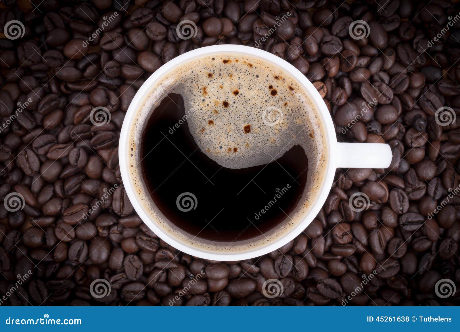 Draufsicht Eines Tasse Kaffees Auf Kaffeebohnen Stockfoto - Bild von ...