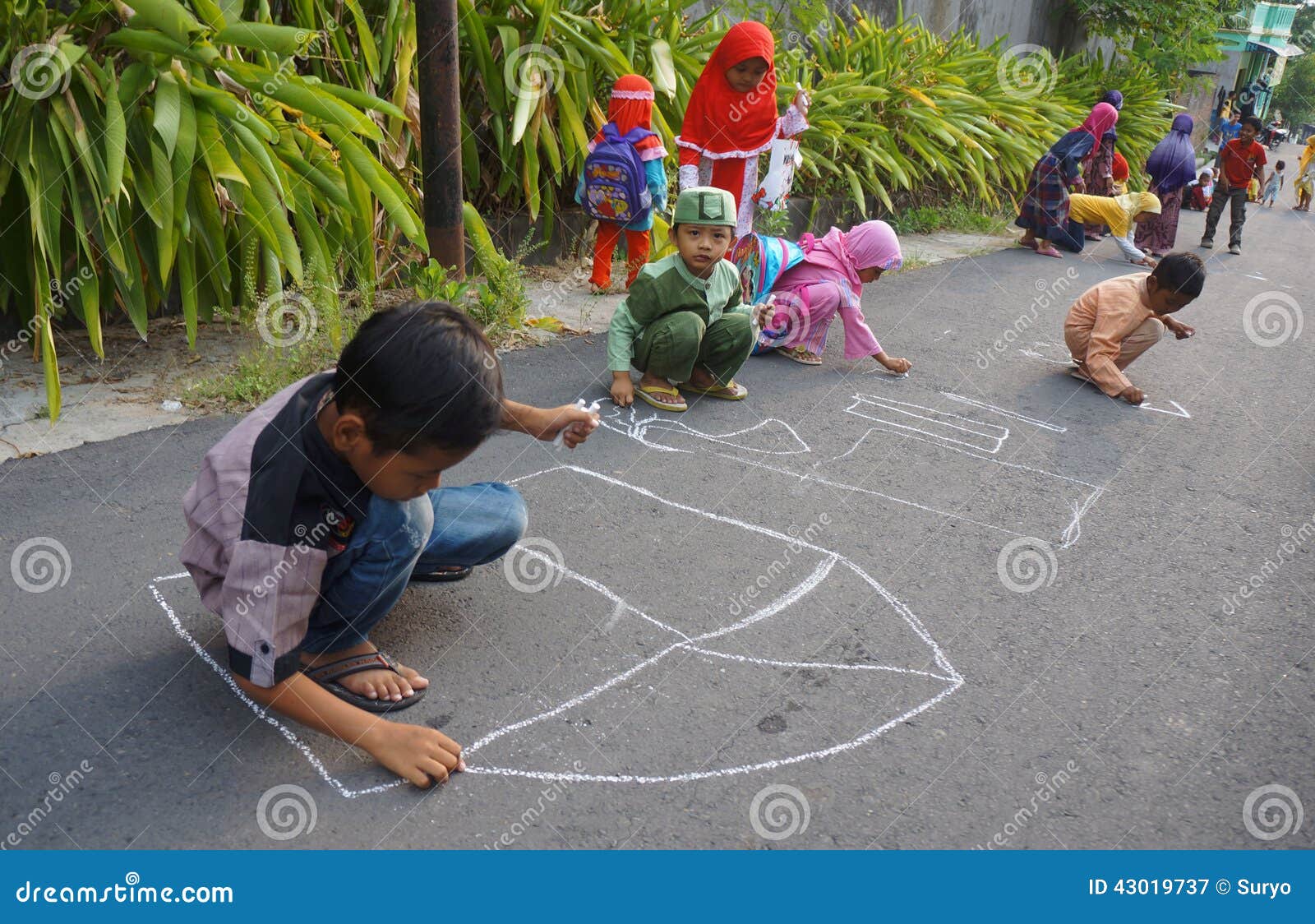 Draw with chalk editorial photography. Image of learn - 43019737