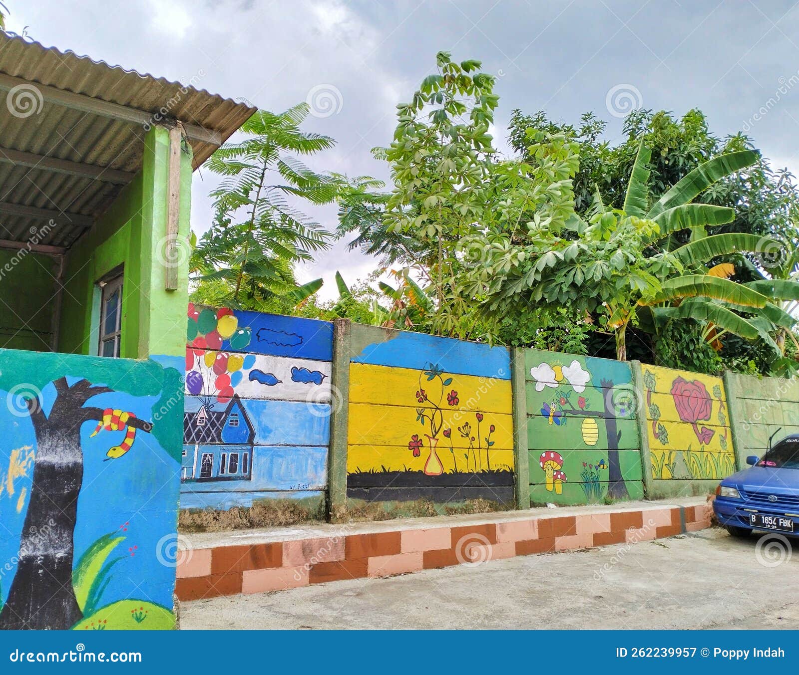 Draw on the Wall with Many Colour Editorial Photography - Image of draw ...